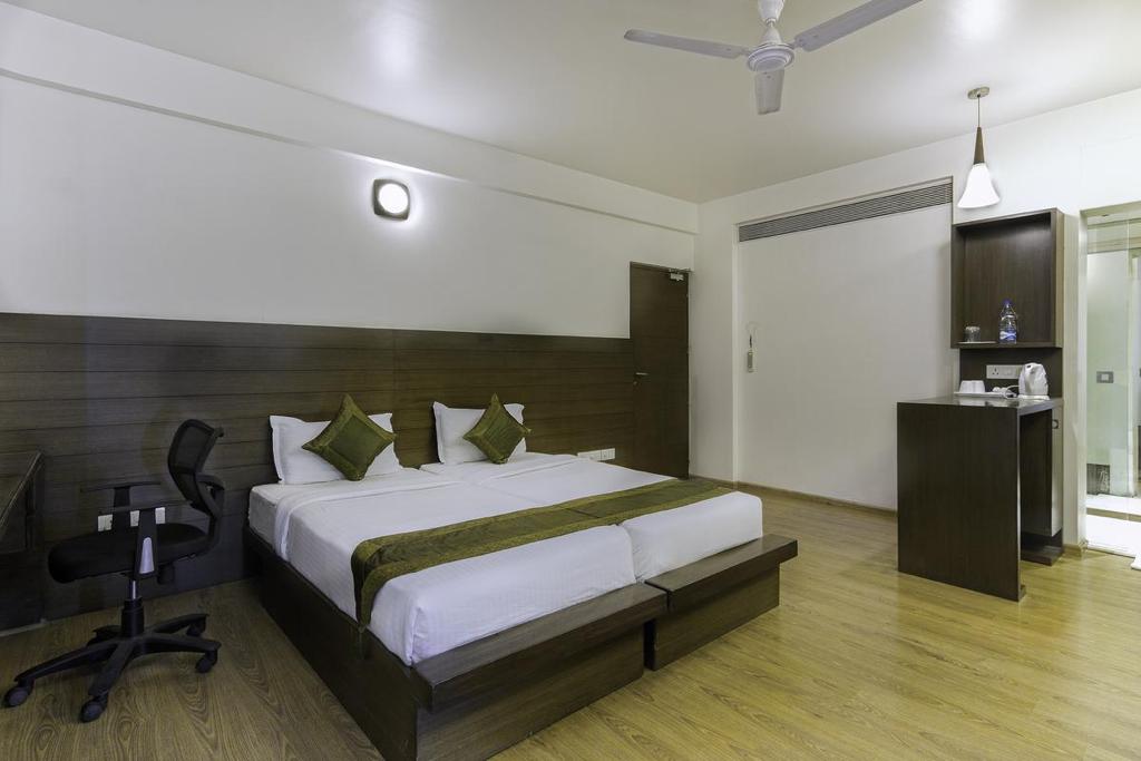 CORPORATE STAY 𝗕𝗢𝗢𝗞 Pune Hotel