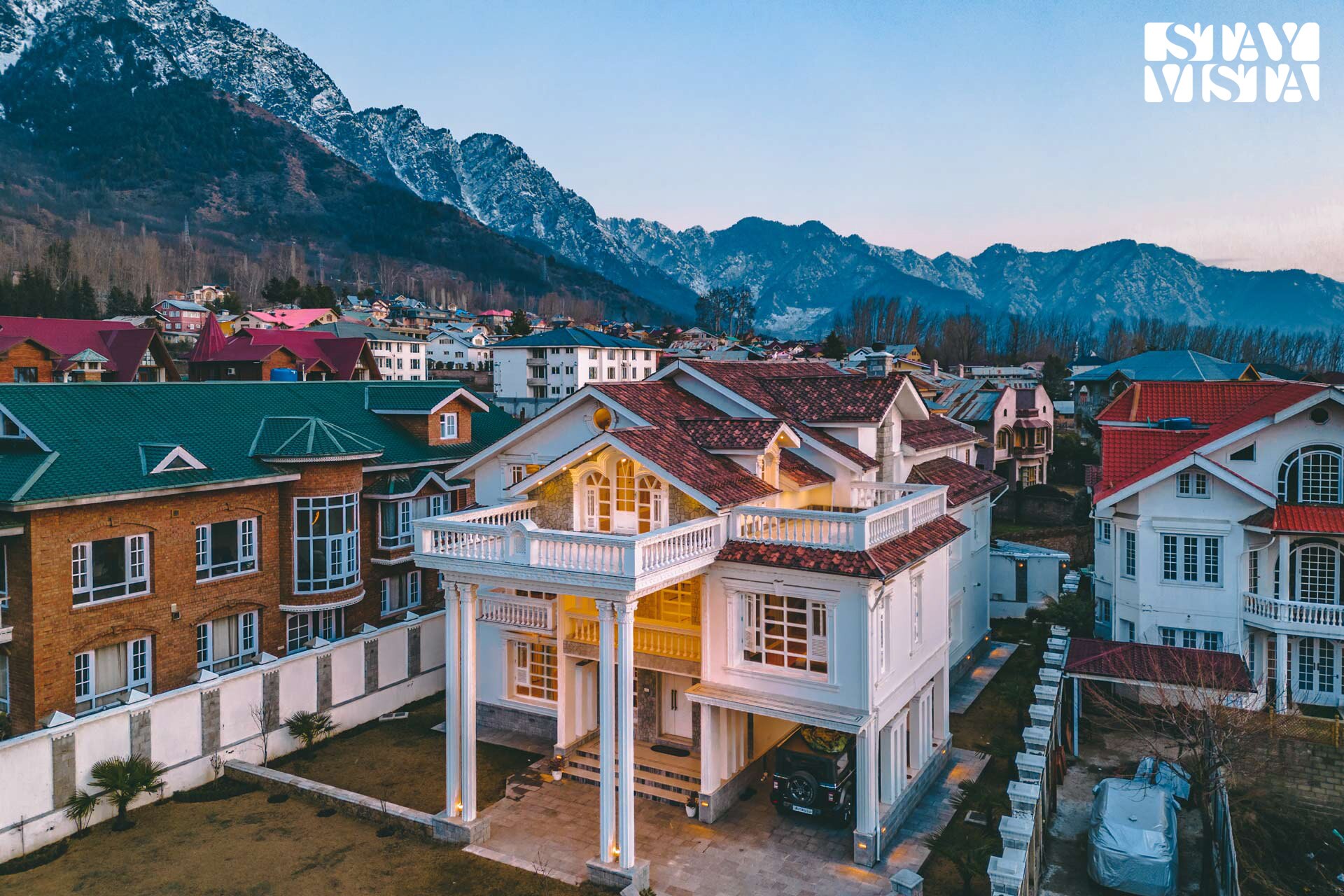 StayVista at Midsummer Moon 𝗕𝗢𝗢𝗞 Srinagar Villa