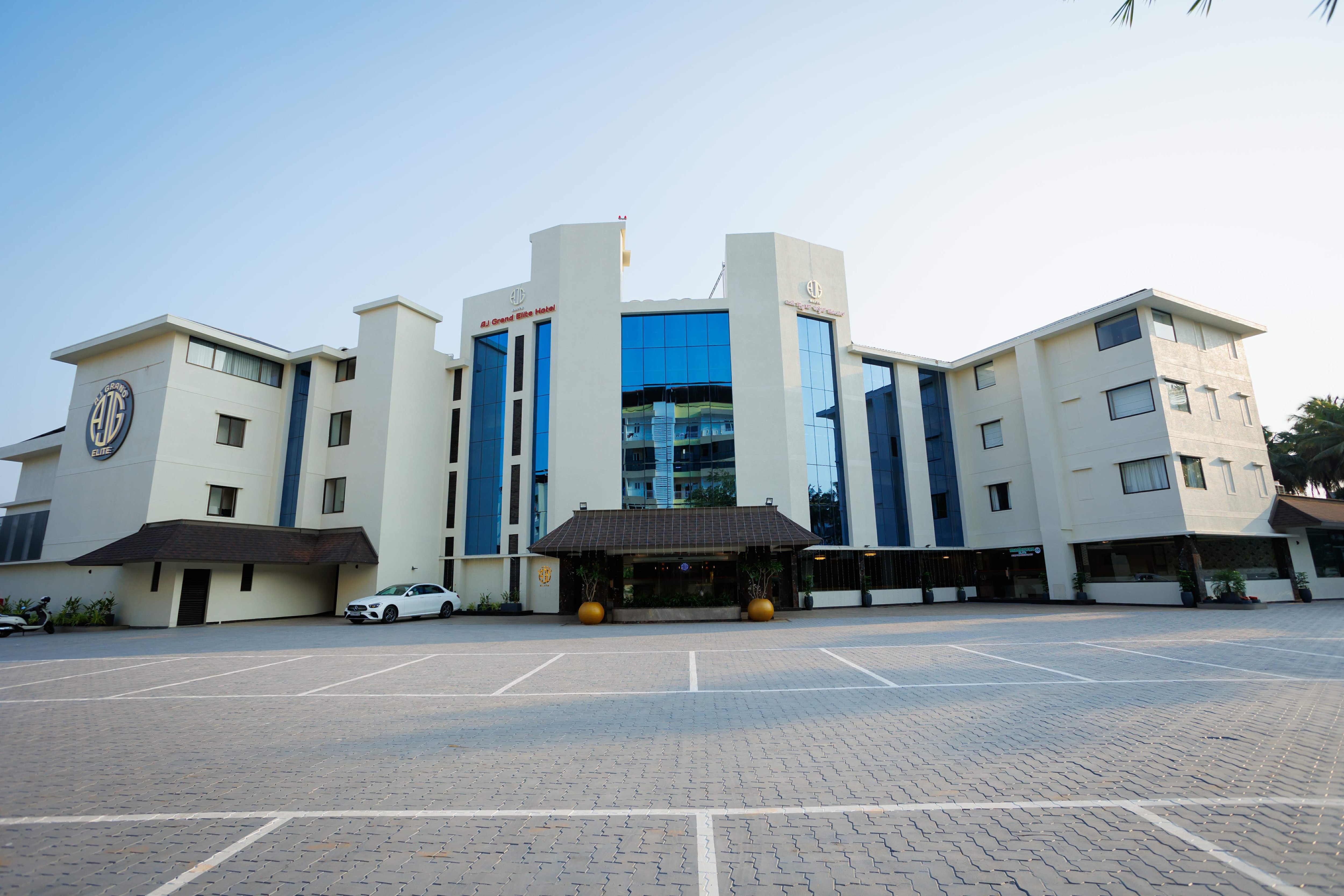 AJ GRAND ELITE HOTEL 𝗕𝗢𝗢𝗞 Mangalore Hotel
