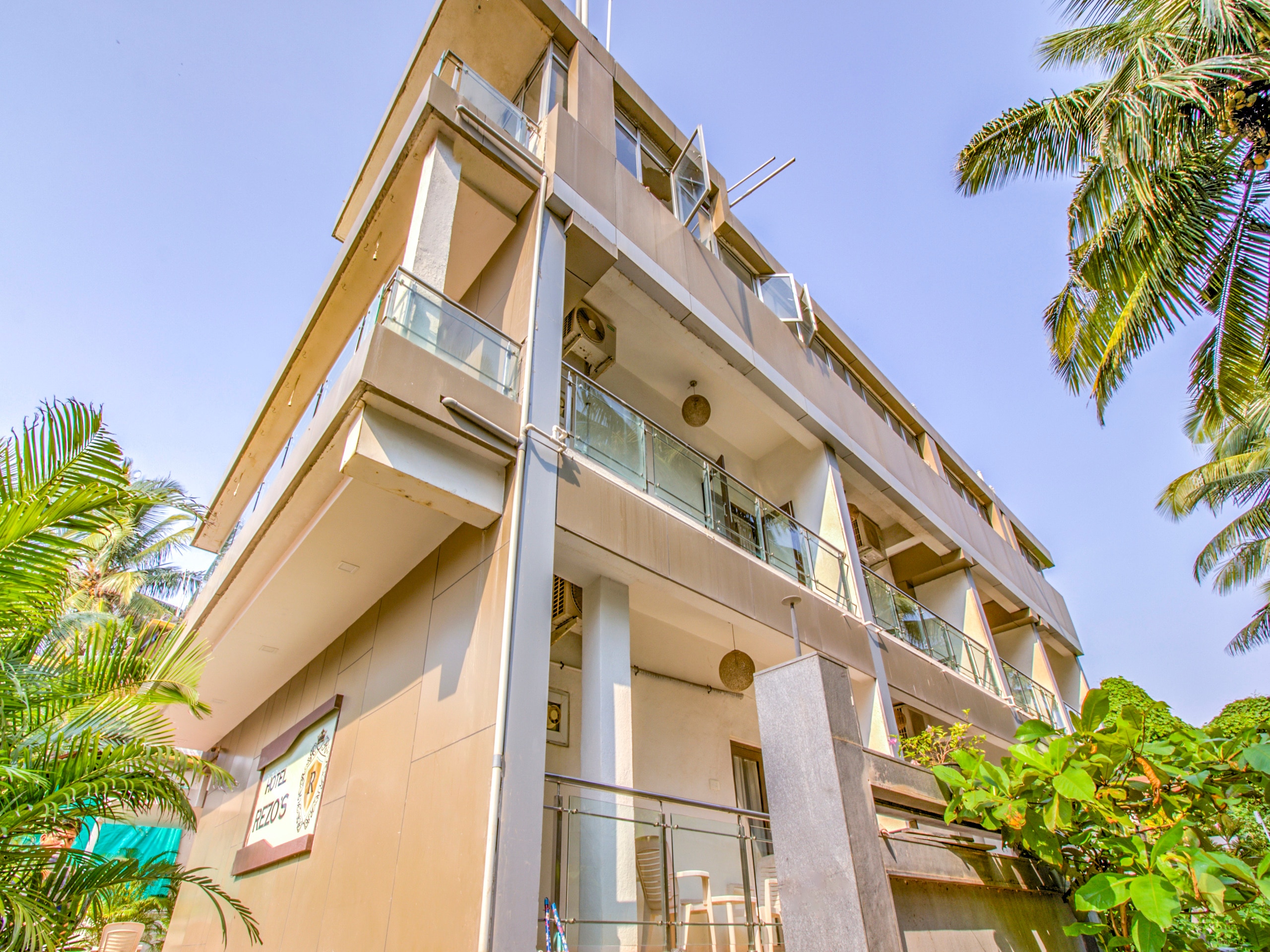 Hotel Rezos 𝗕𝗢𝗢𝗞 Goa Hotel