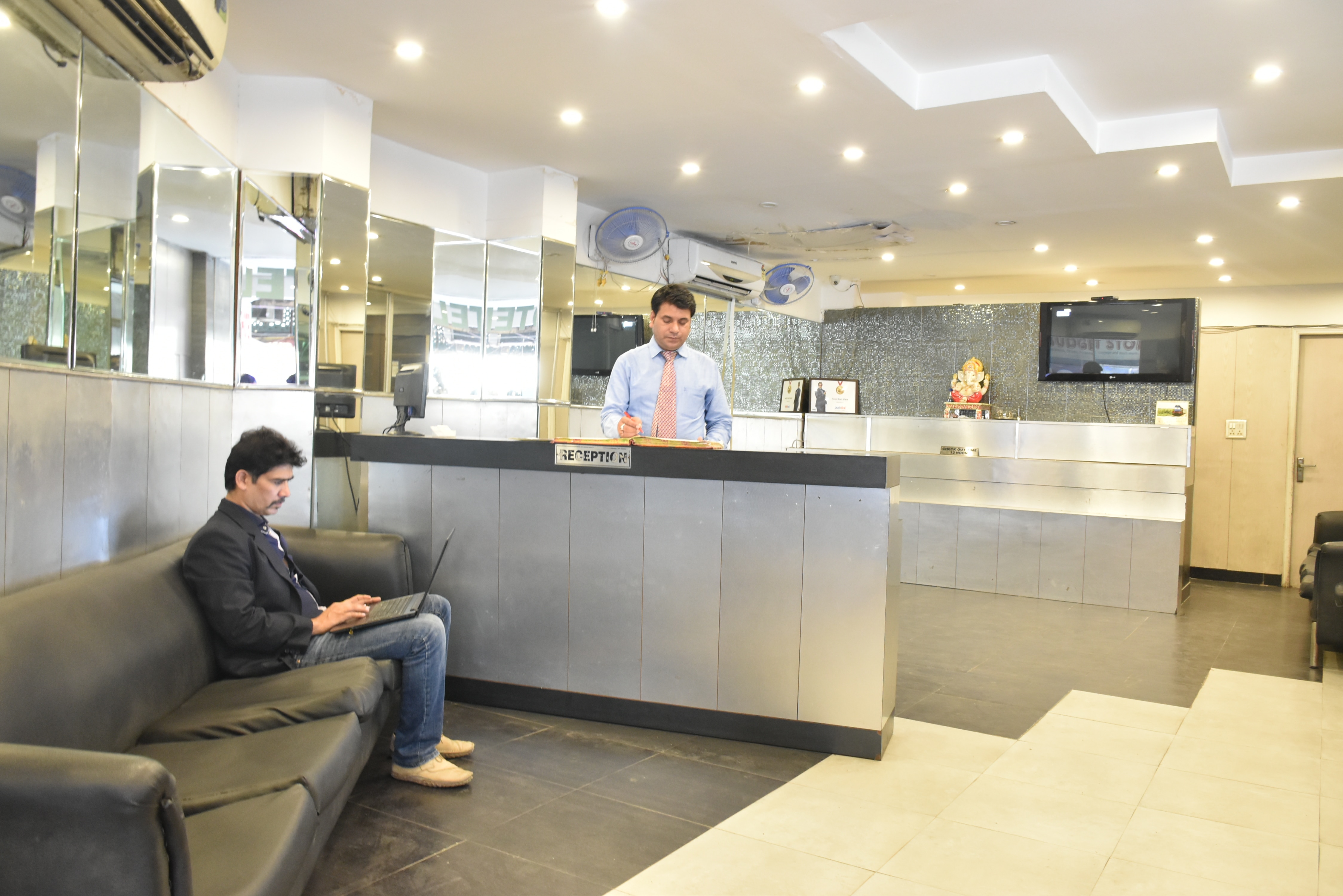 Hotel Port View 𝗕𝗢𝗢𝗞 Delhi Hotel