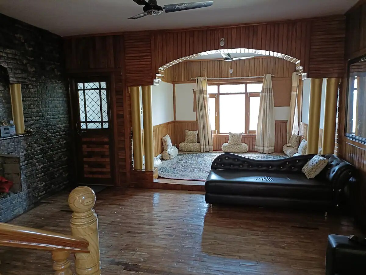 Wood Carved Cozy Villa With Indoor Fireplace 𝗕𝗢𝗢𝗞 Srinagar Homestay