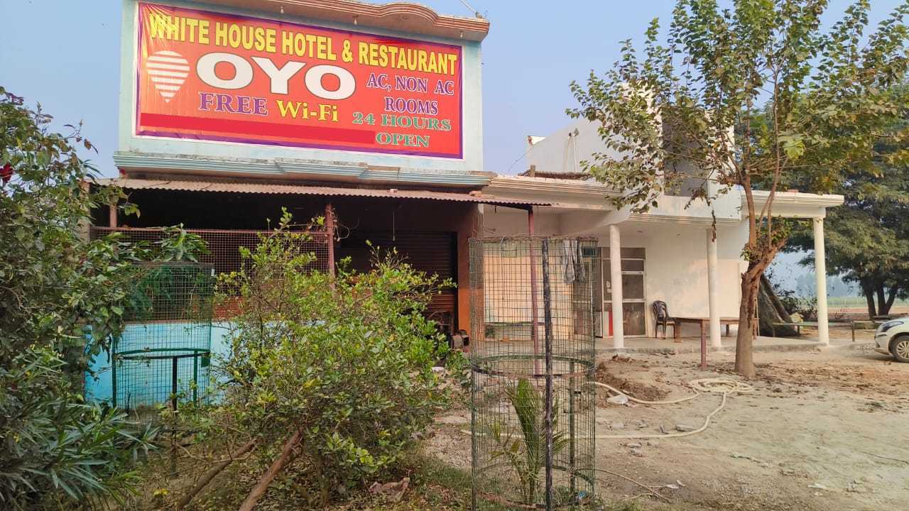 OYO 821478 White Palace 𝗕𝗢𝗢𝗞 Aonla Hotel