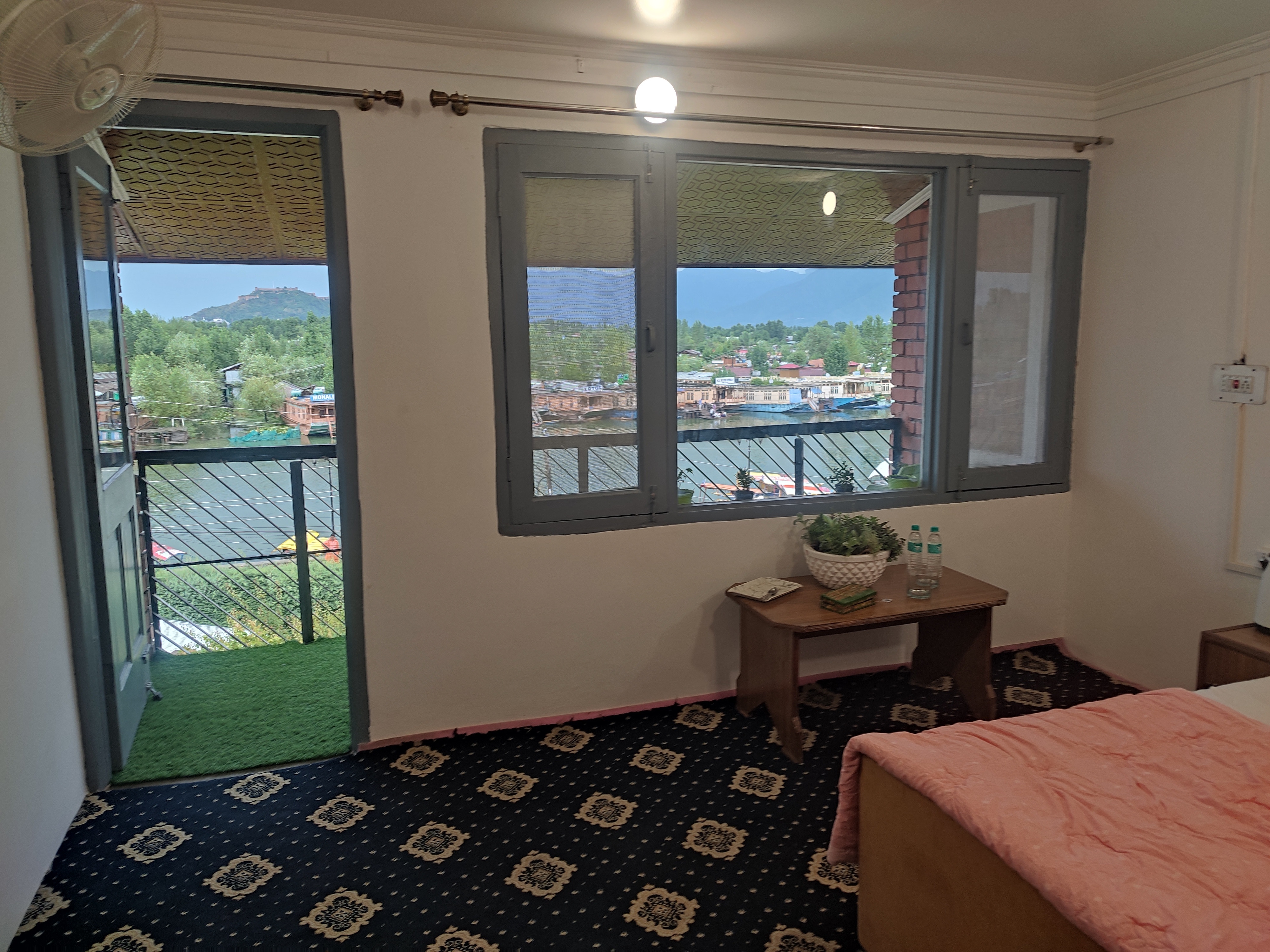 Hotel Lake View 𝗕𝗢𝗢𝗞 Srinagar Homestay