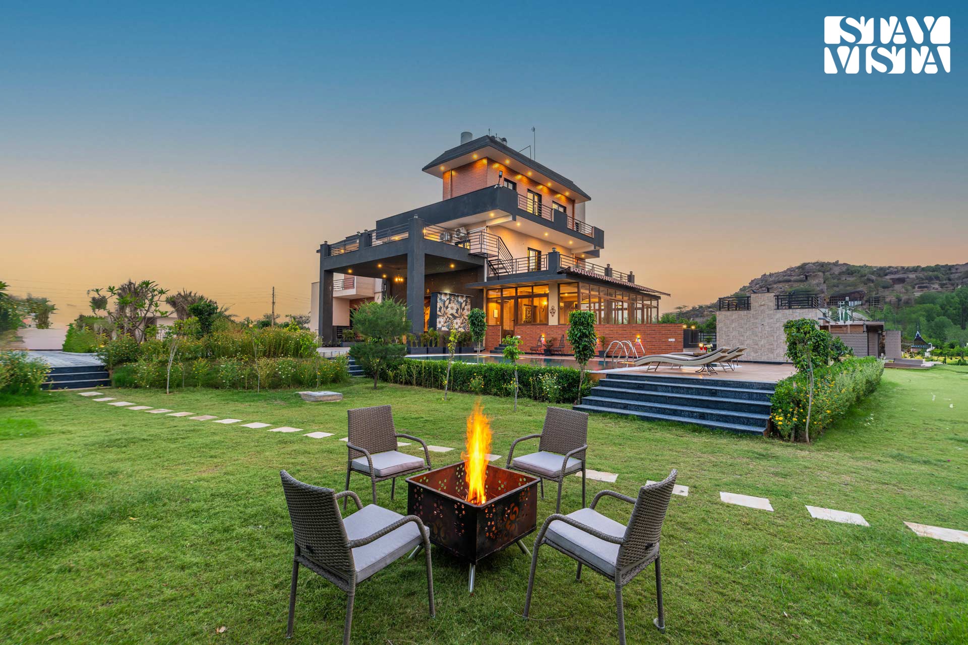StayVista at Flow @ Shivoham Farms w/ Outdoor pool 𝗕𝗢𝗢𝗞 Sohna Farm House