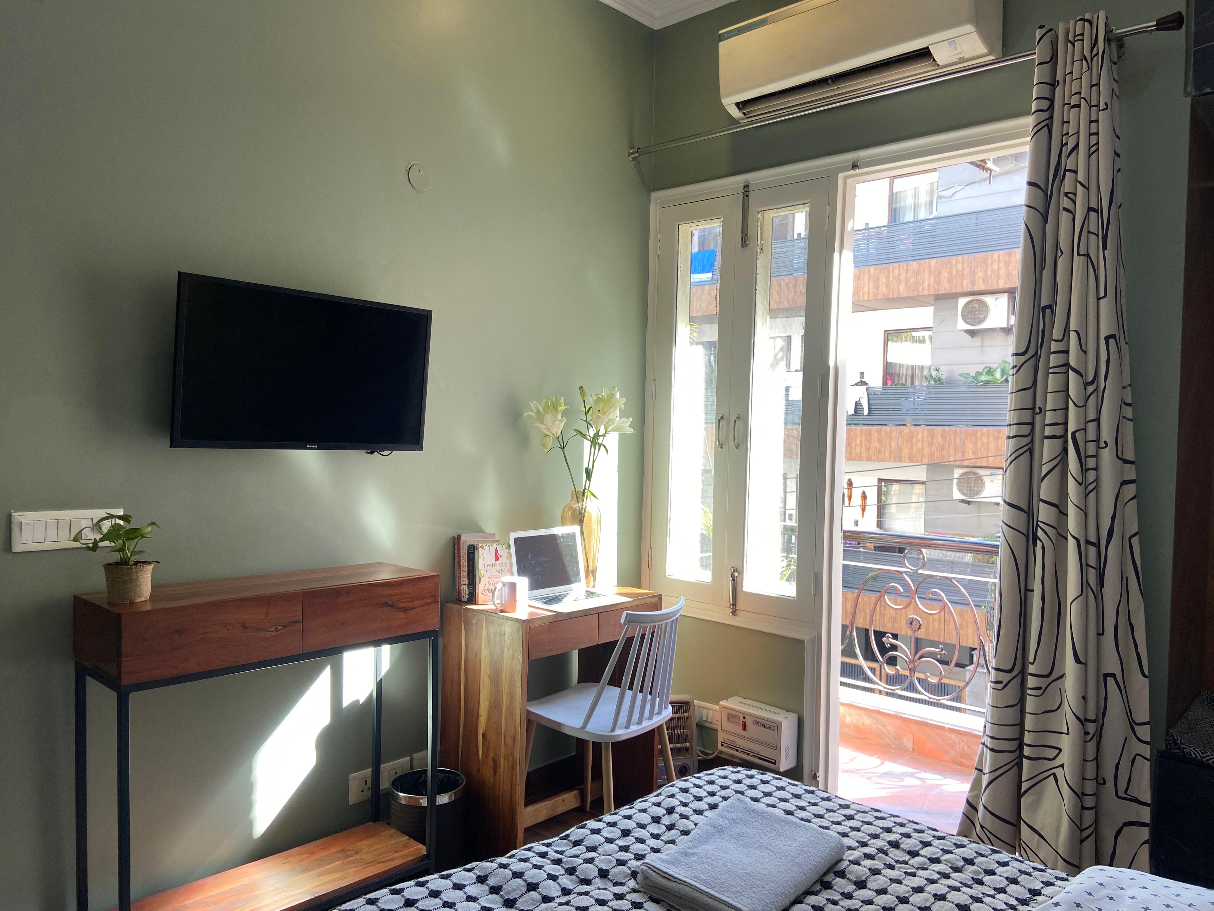 Boutique Modern Studio Private Balcony and Kitchen 𝗕𝗢𝗢𝗞 Delhi Apartment