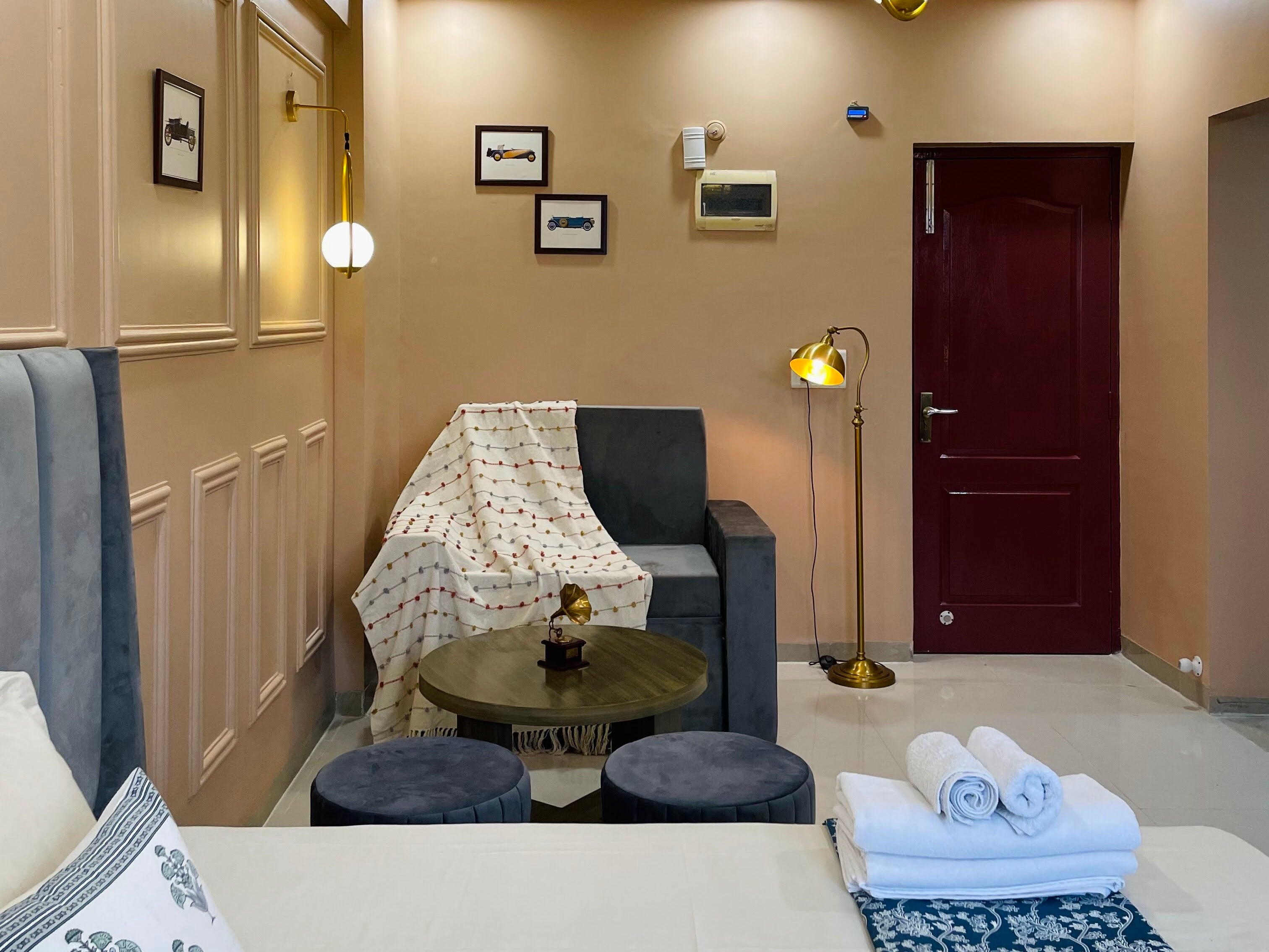 Raman 𝗕𝗢𝗢𝗞 Vrindavan Apartment