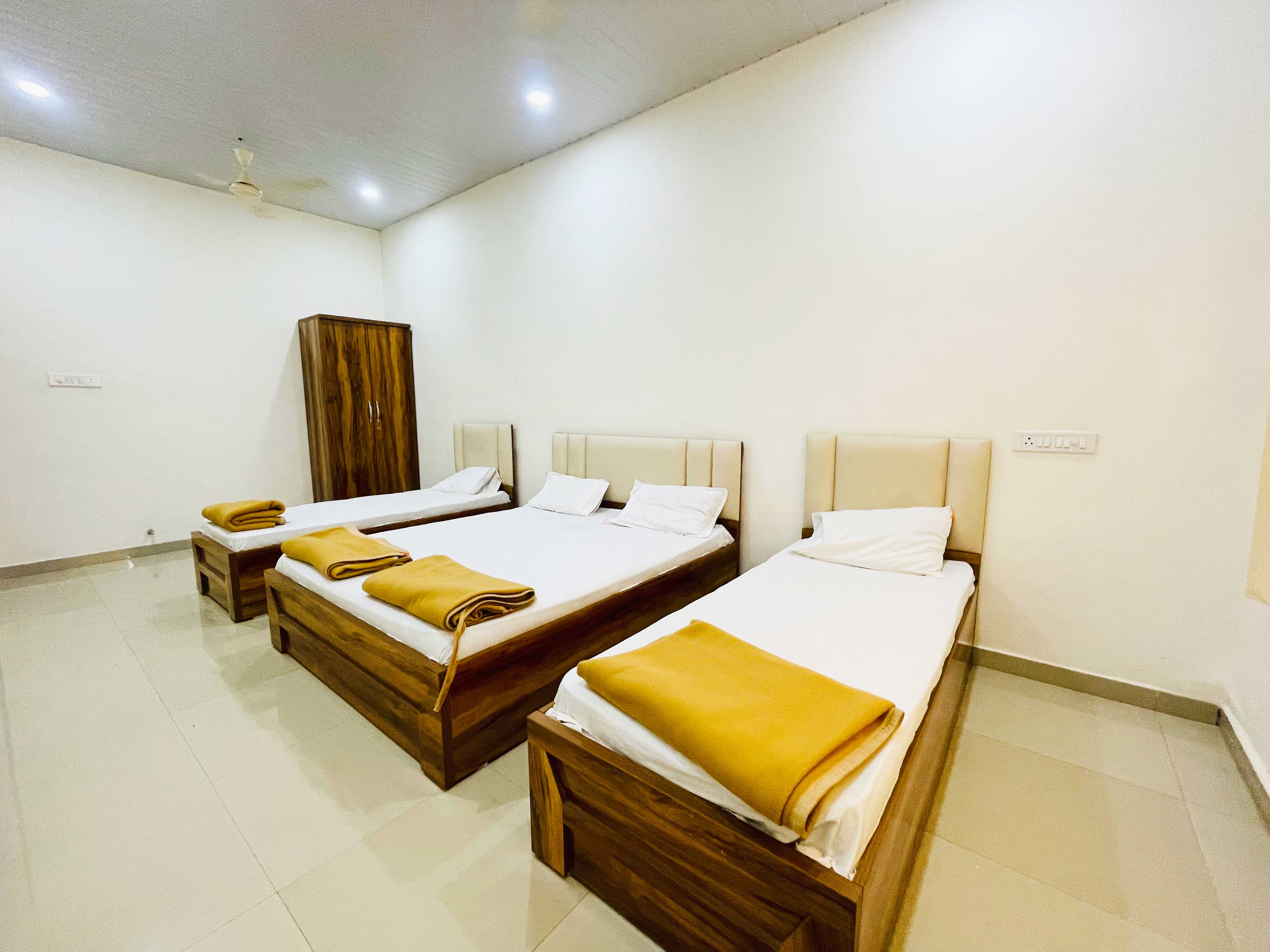 Hotel Amit Cafe and Lodging Bhimashankar Pune 𝗕𝗢𝗢𝗞 Ghod Hotel