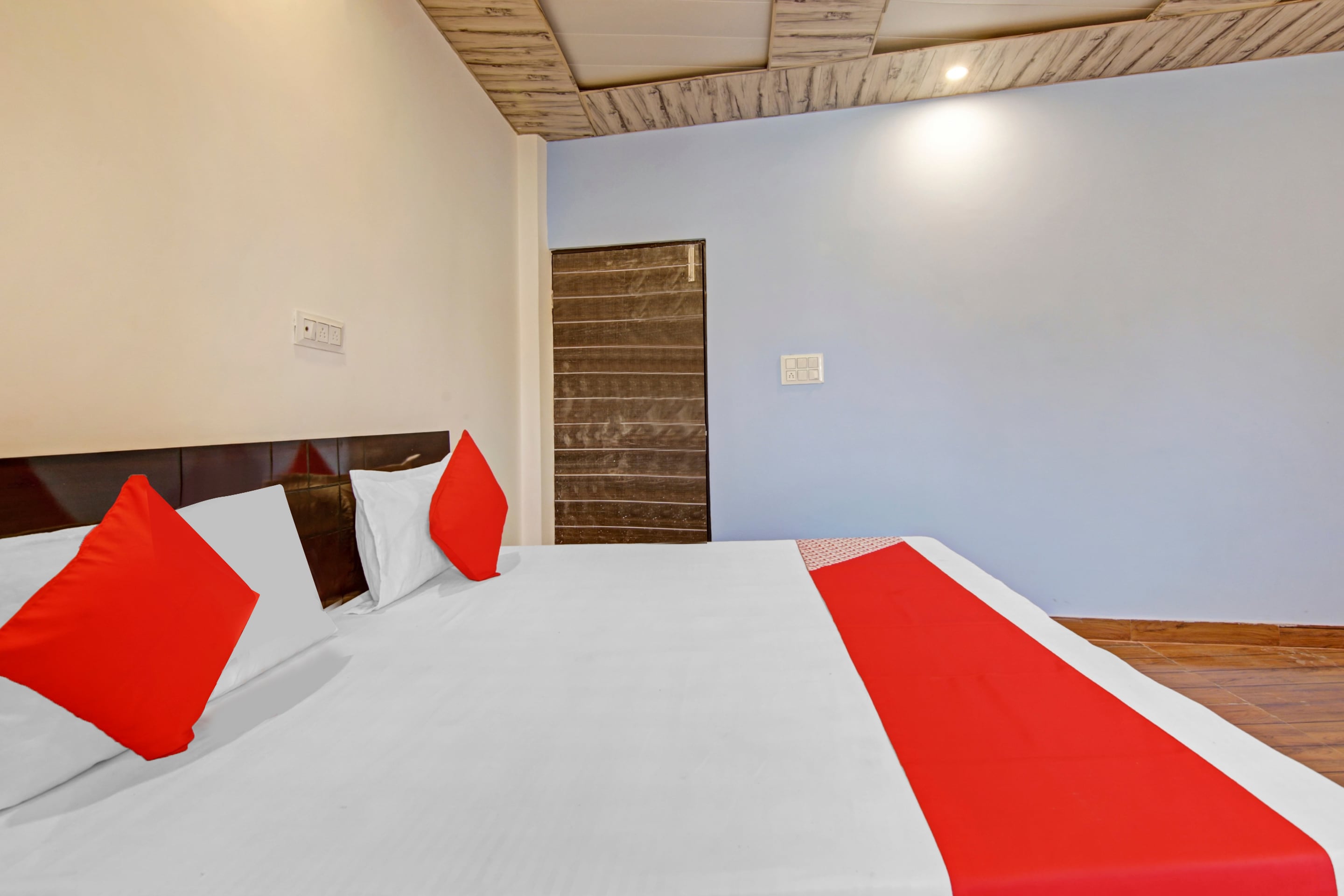 Hotel O by OYO HOTEL DIVINE STAY NEAREST TAJ HIGHWAY GZB 𝗕𝗢𝗢𝗞 Ghaziabad ...