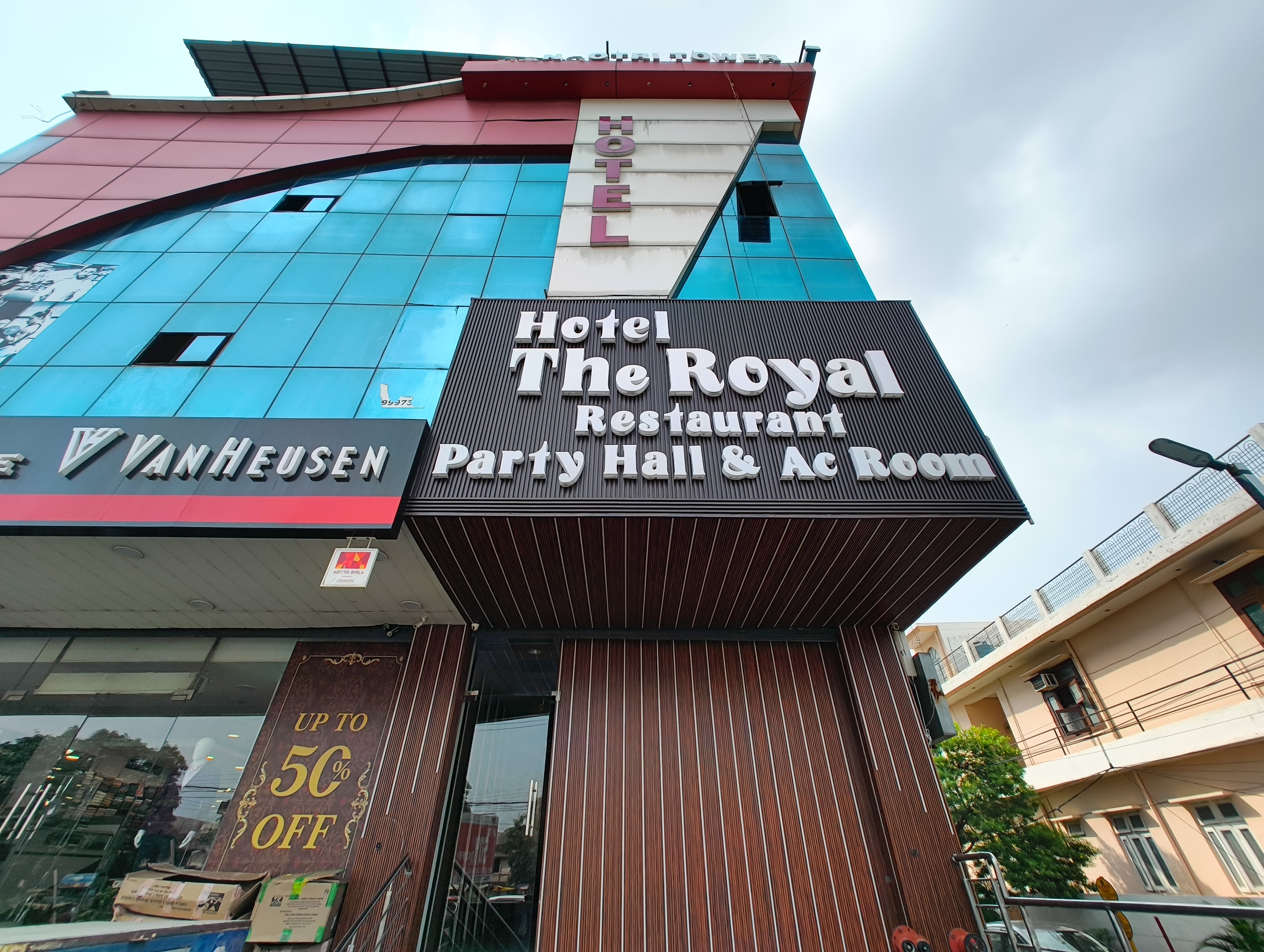 THE ROYAL HOTEL 𝗕𝗢𝗢𝗞 Bareilly Hotel