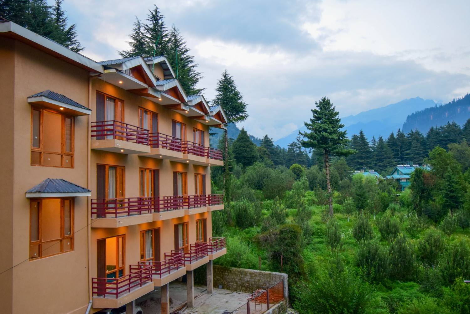 The White Hill Resort 𝗕𝗢𝗢𝗞 Manali Homestay