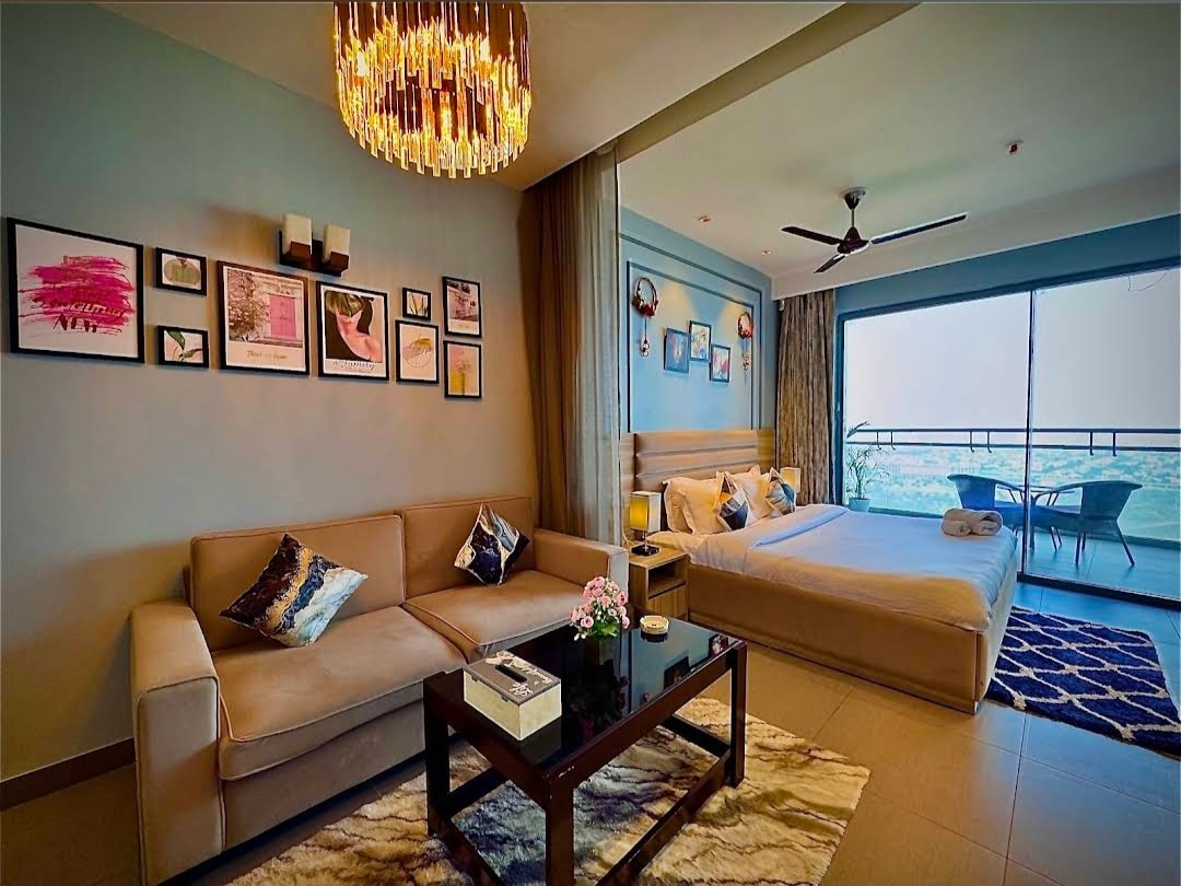 Supernova Love & Luxe 𝗕𝗢𝗢𝗞 Noida Apartment