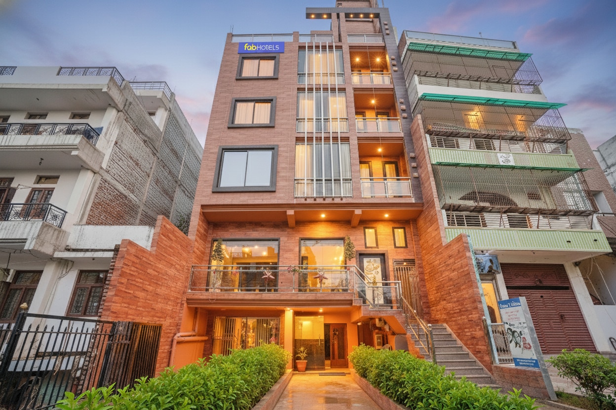 FabHotel Raghav Raj Inn - Nr. Bharat Kala Bhavan 𝗕𝗢𝗢𝗞 Varanasi Hotel
