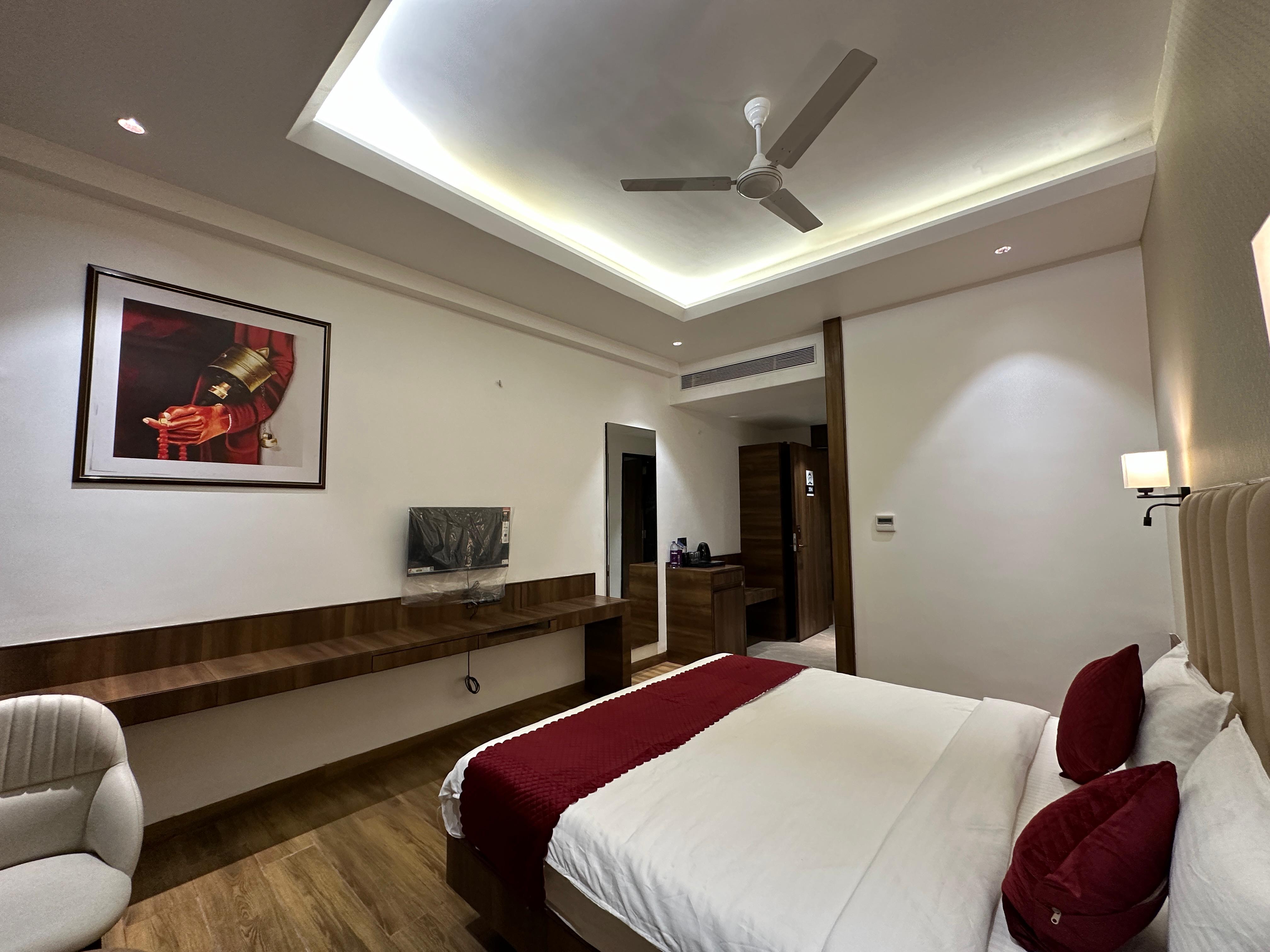 The Heera Park Hotel 𝗕𝗢𝗢𝗞 Gadarwara Hotel