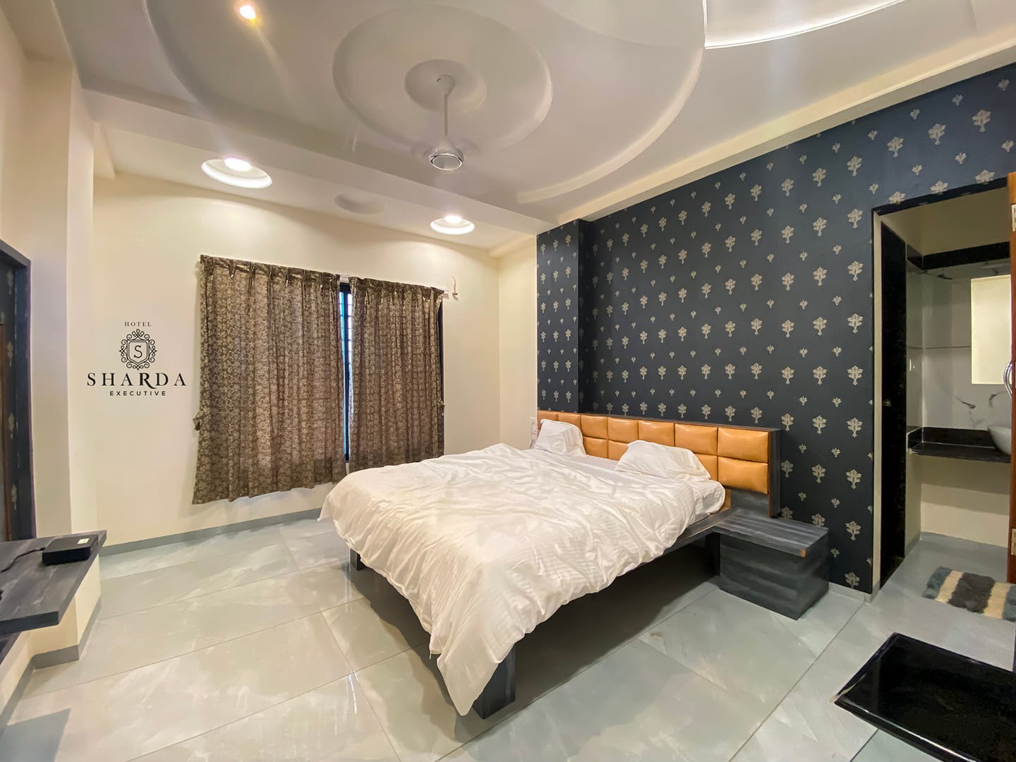 Hotel sharda executive 𝗕𝗢𝗢𝗞 Baramati Hotel