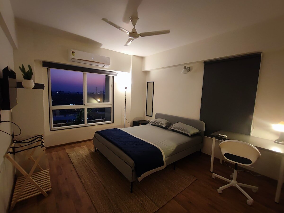 Alpha Room on 14th floor Apartment 𝗕𝗢𝗢𝗞 Ahmedabad Homestay