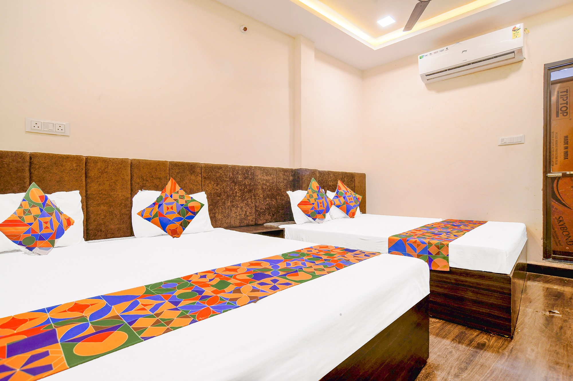FabExpress Neelam Palace 𝗕𝗢𝗢𝗞 Ujjain Hotel