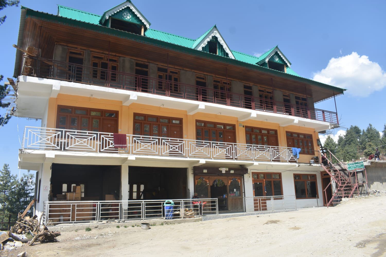 HOTEL SSS CHANSHAL RETEAT 𝗕𝗢𝗢𝗞 Chirgaon Hotel