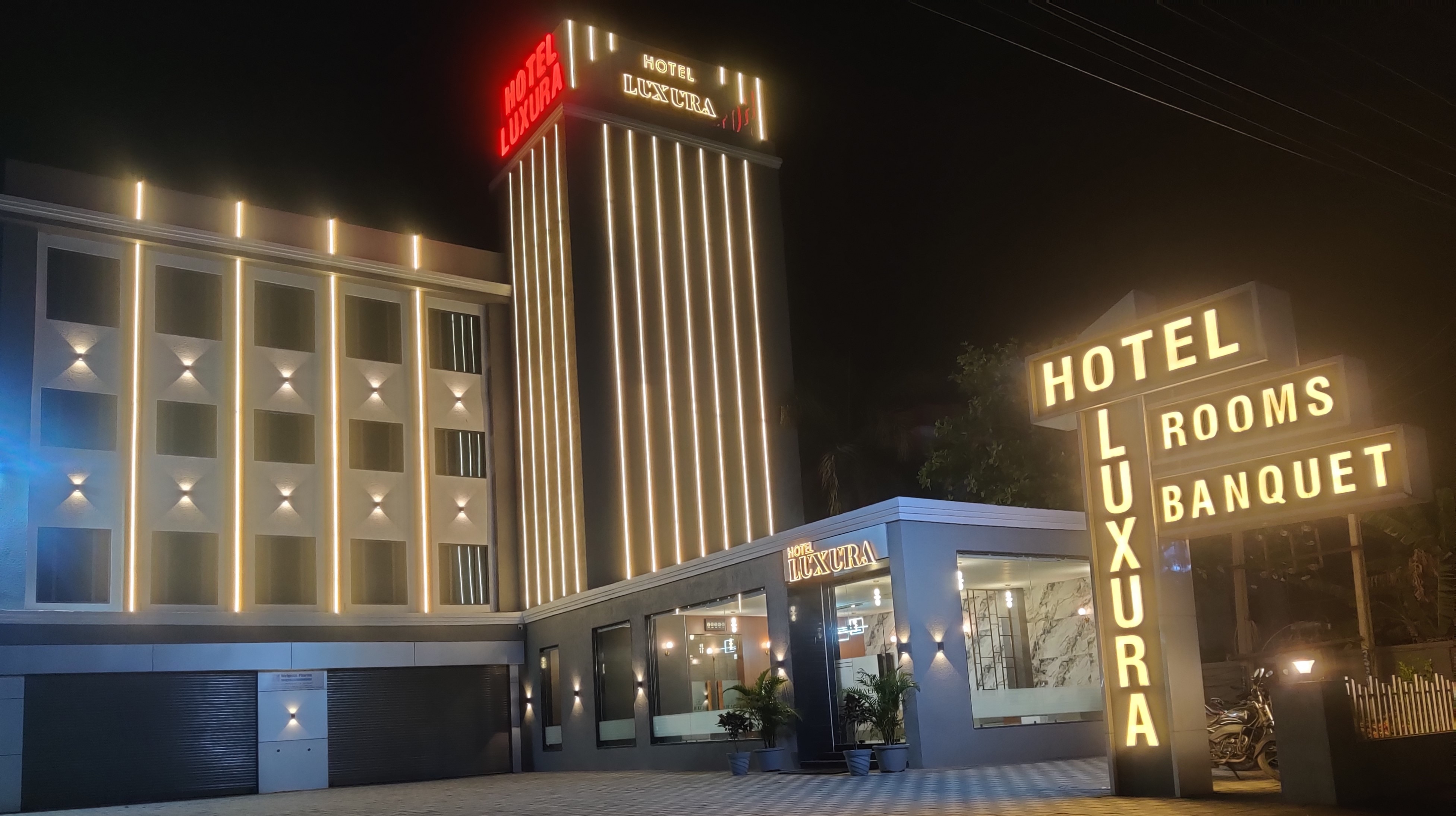 Hotel Luxura 𝗕𝗢𝗢𝗞 Ahmedabad Hotel