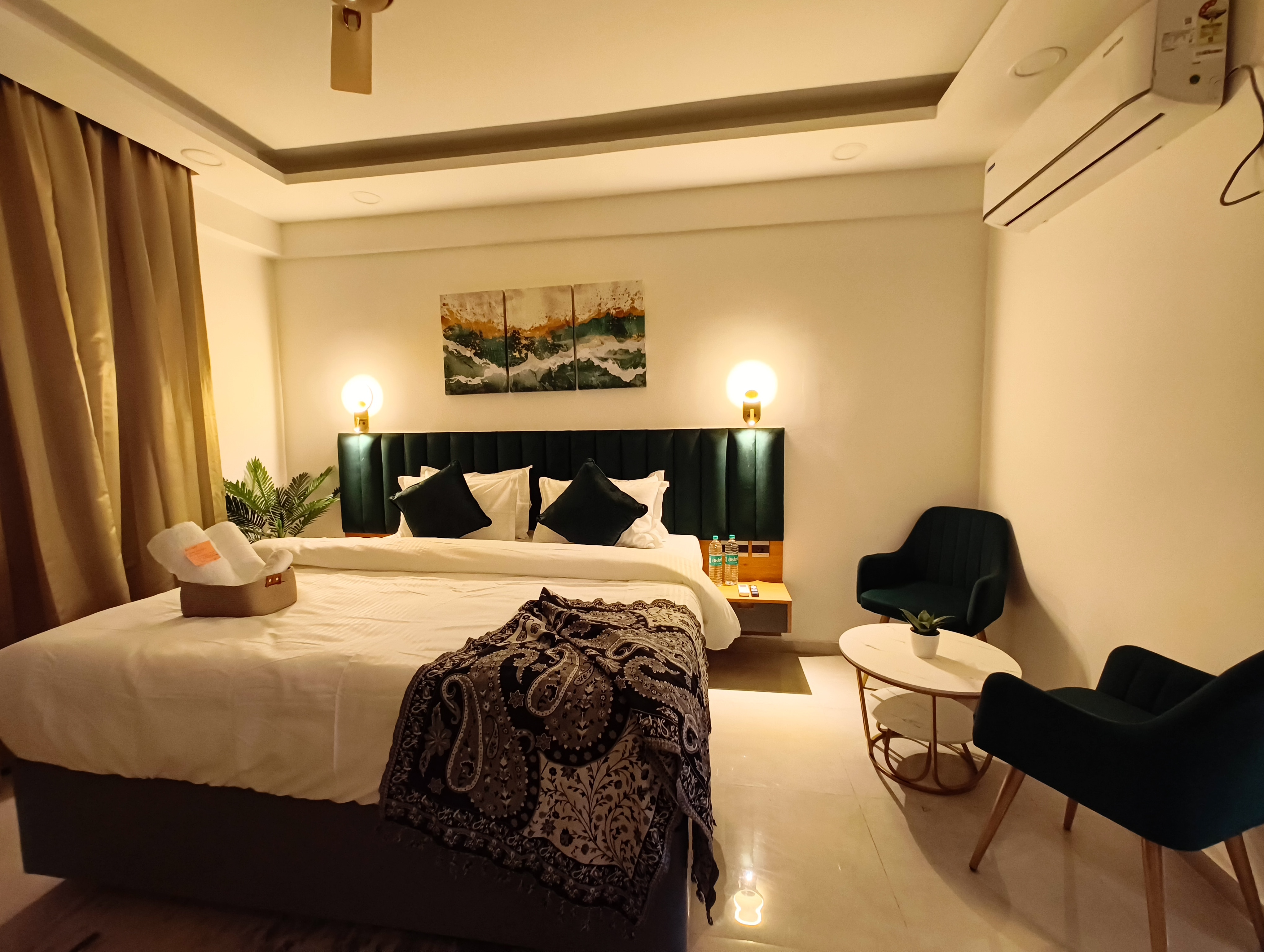 Arth Studios | Omaxe Hazratganj | Gomti Nagar Ext 𝗕𝗢𝗢𝗞 Lucknow Apartment