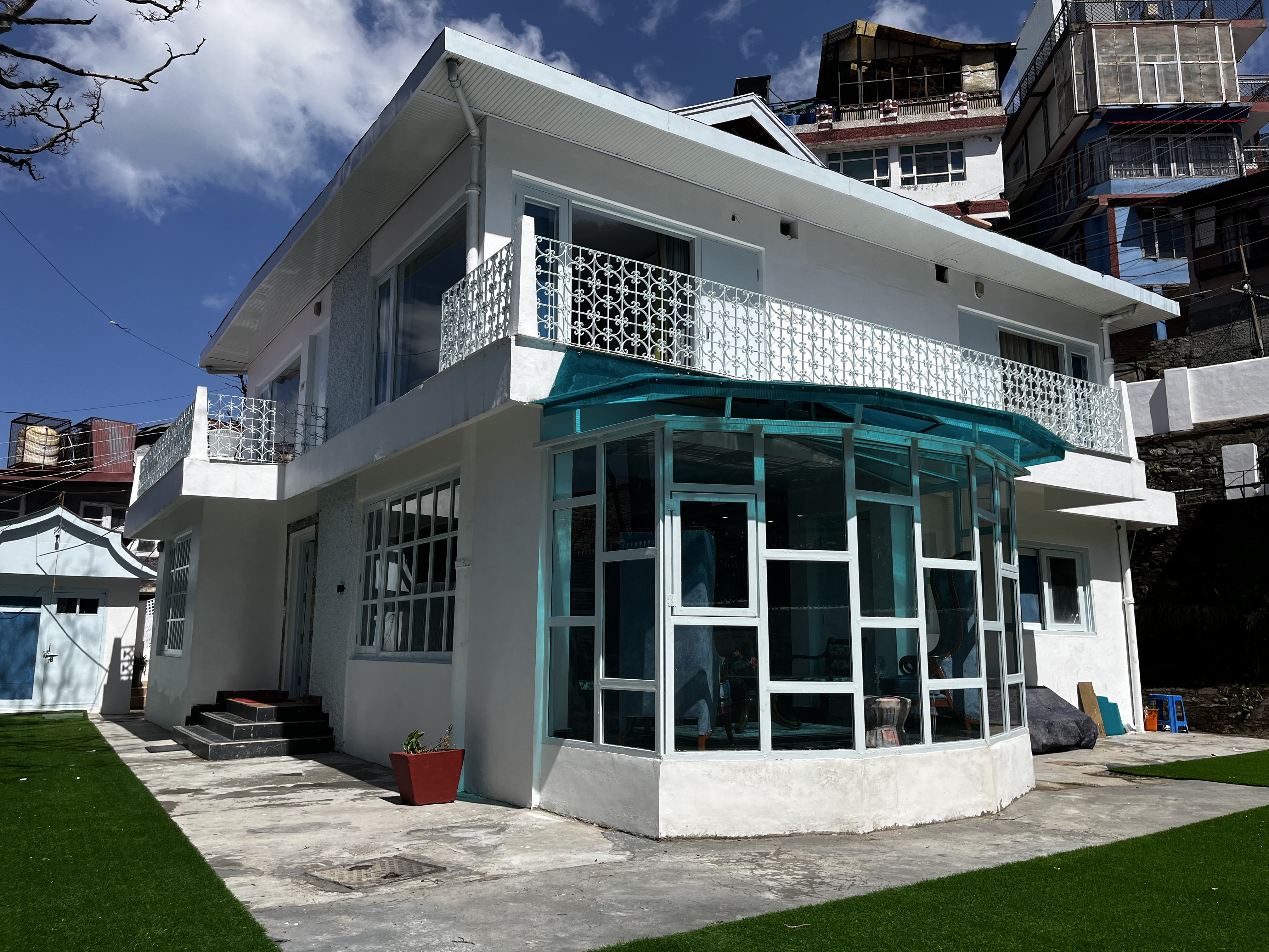 The Warrick | A Luxe Stay Near Mall Road 𝗕𝗢𝗢𝗞 Shimla Villa