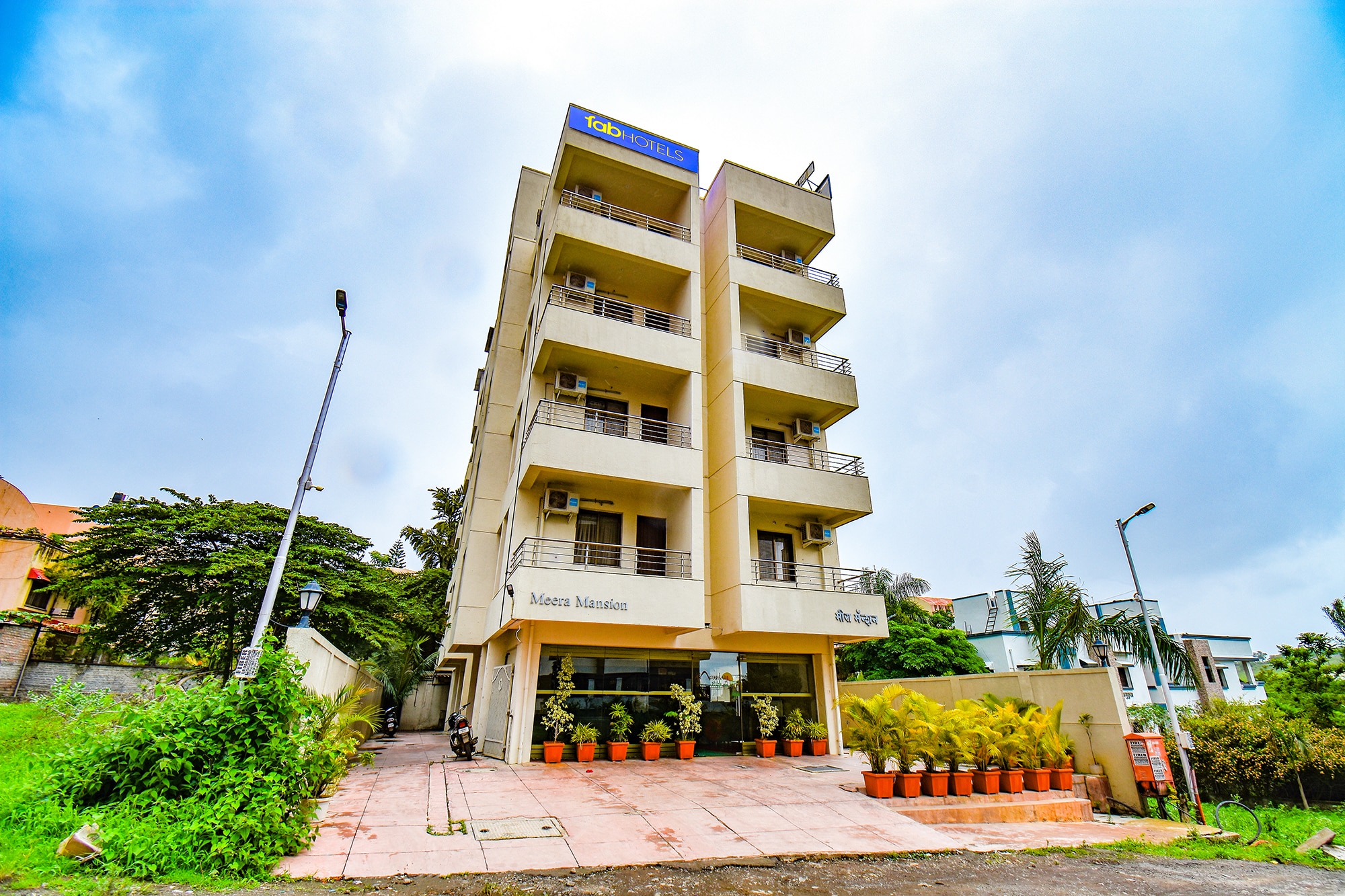 FabHotel Mountain High Inn - Nr. Lifeline Hospital 𝗕𝗢𝗢𝗞 Pune Hotel