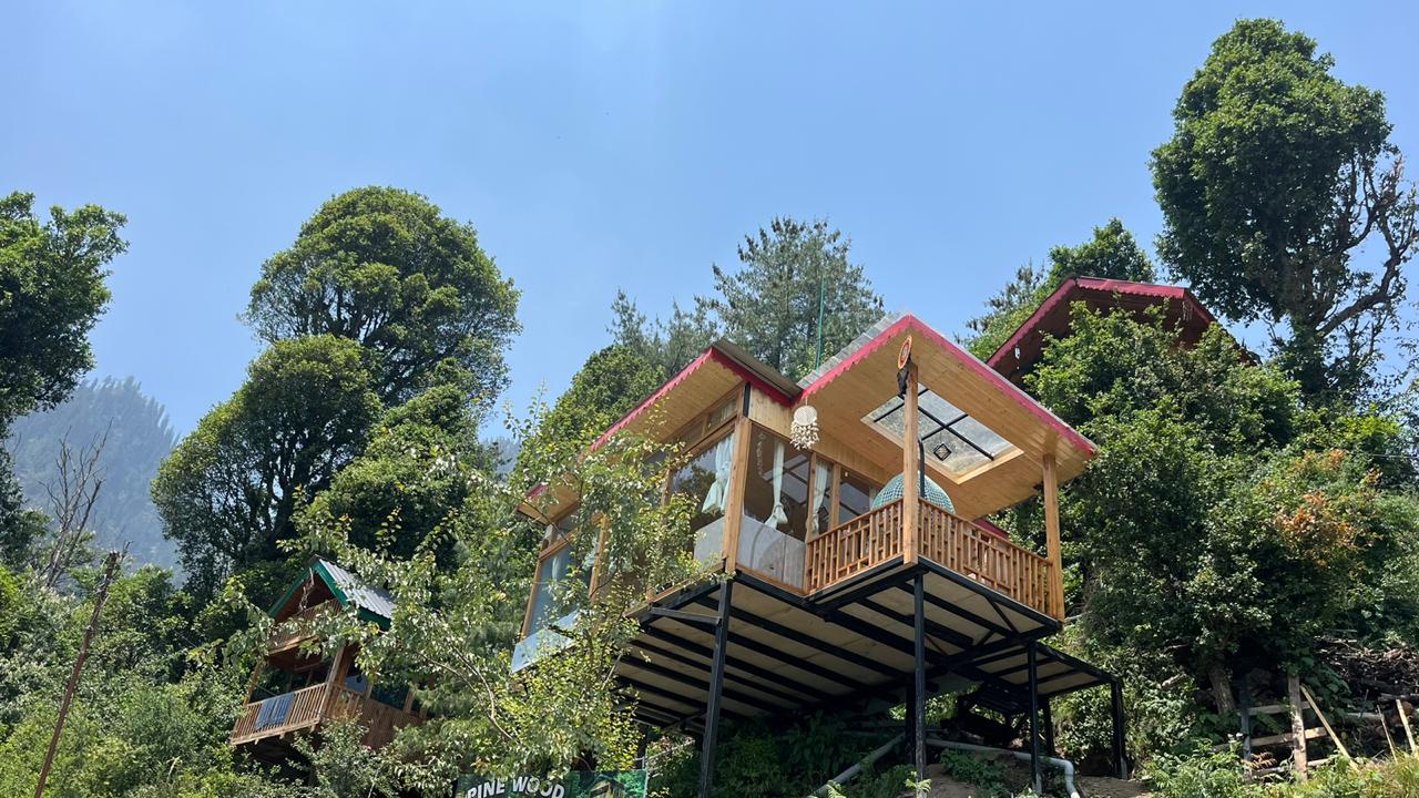 Pine wood Jacuzzi Tree House 𝗕𝗢𝗢𝗞 Jibhi Tree house
