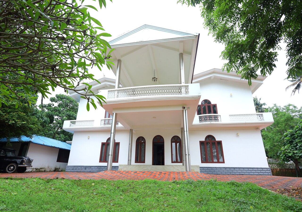 Oikos Periyar White House 𝗕𝗢𝗢𝗞 Cochin Guest House