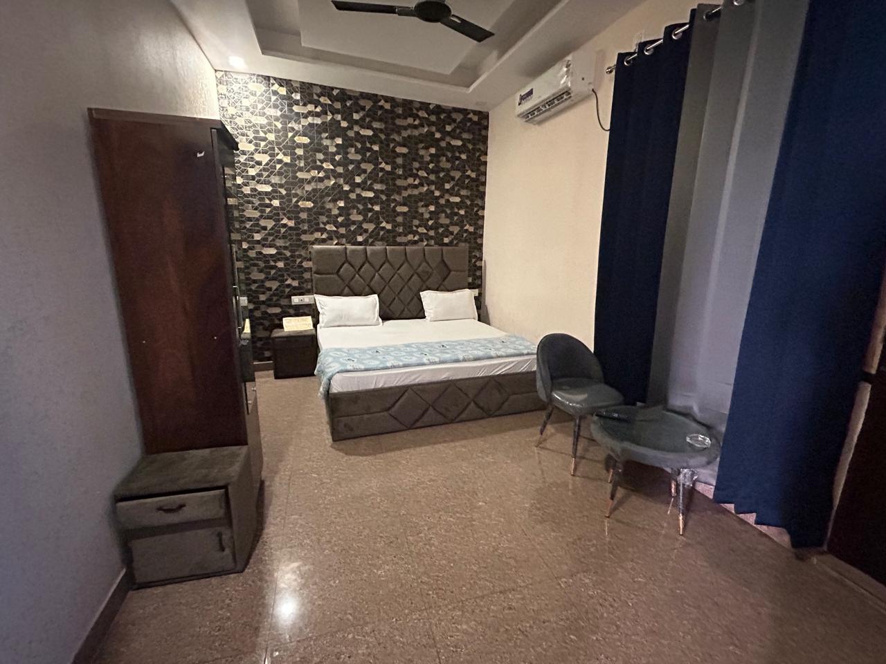 NAVRANG RESIDENCY HOMESTAY 𝗕𝗢𝗢𝗞 Rishikesh Hotel