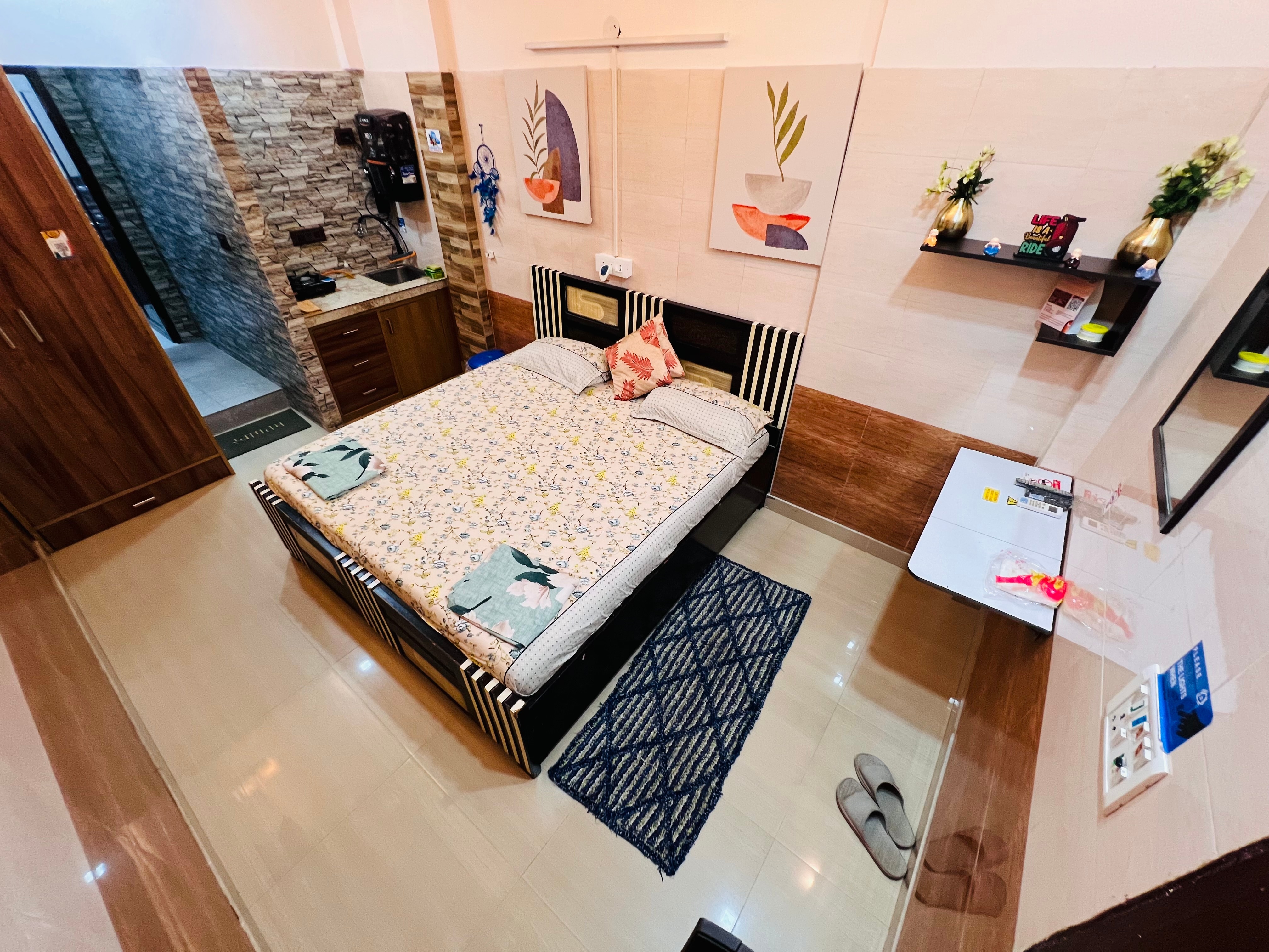 Cozy room near Saket 𝗕𝗢𝗢𝗞 Delhi Apartment