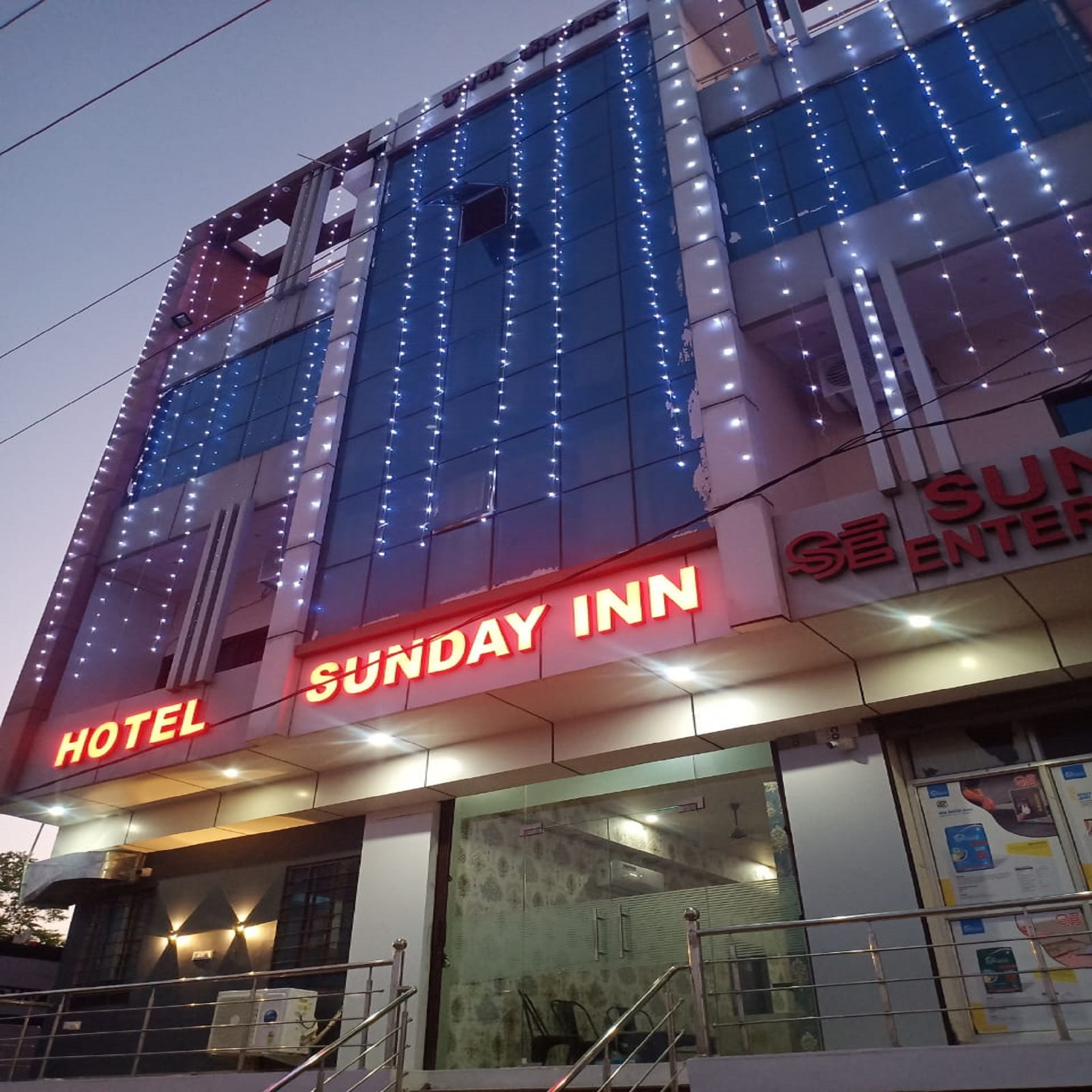 Hotel Sunday Inn & Banquet Hall 𝗕𝗢𝗢𝗞 Sikar Hotel