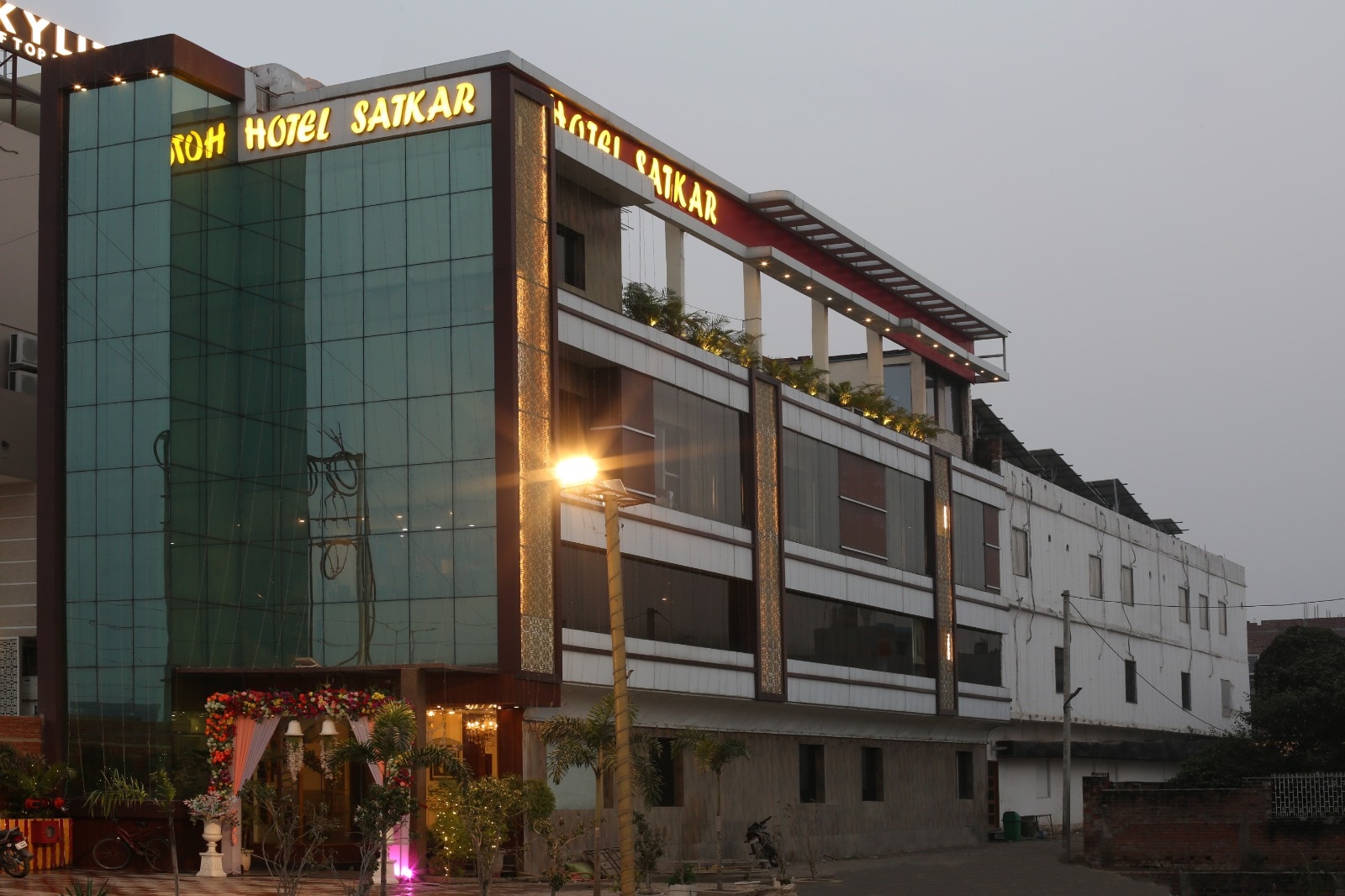 Hotel Satkar 𝗕𝗢𝗢𝗞 Varanasi Hotel
