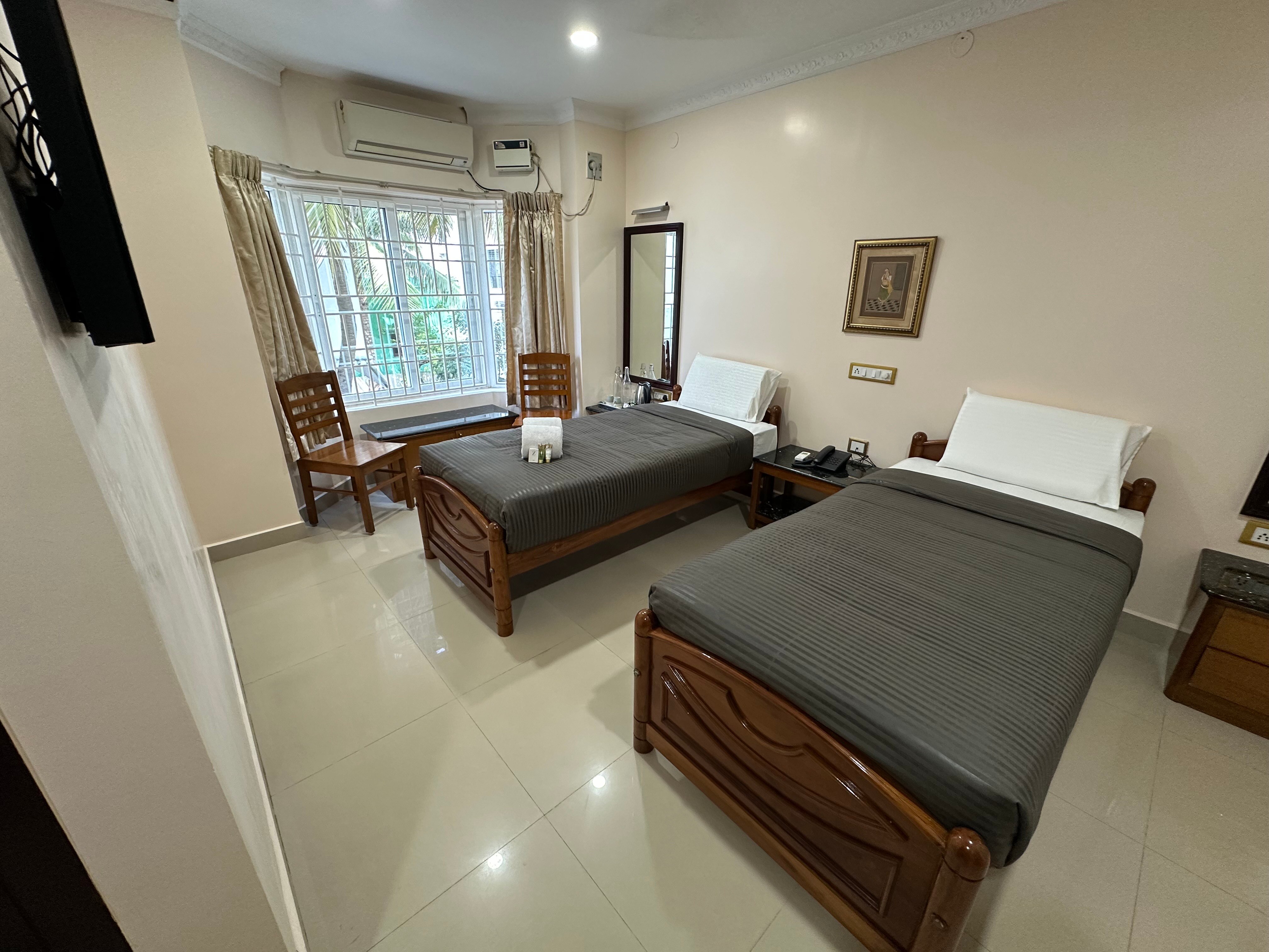 Z Express Royce 𝗕𝗢𝗢𝗞 Chennai Hotel