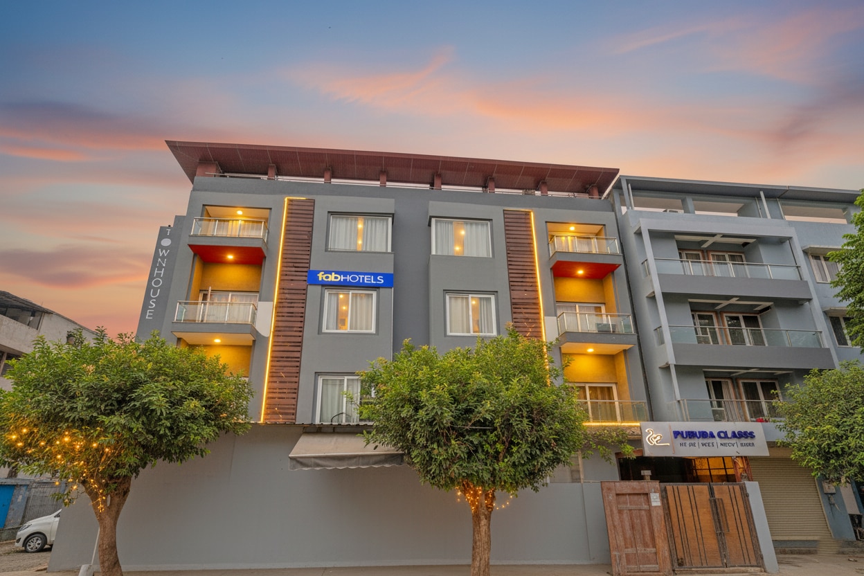 FabHotel The Tuesday Suits 𝗕𝗢𝗢𝗞 Noida Hotel