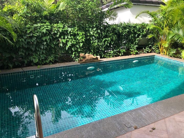 Goa Hideaway: 2BHK Luxury w/Pool 𝗕𝗢𝗢𝗞 Goa Apartment