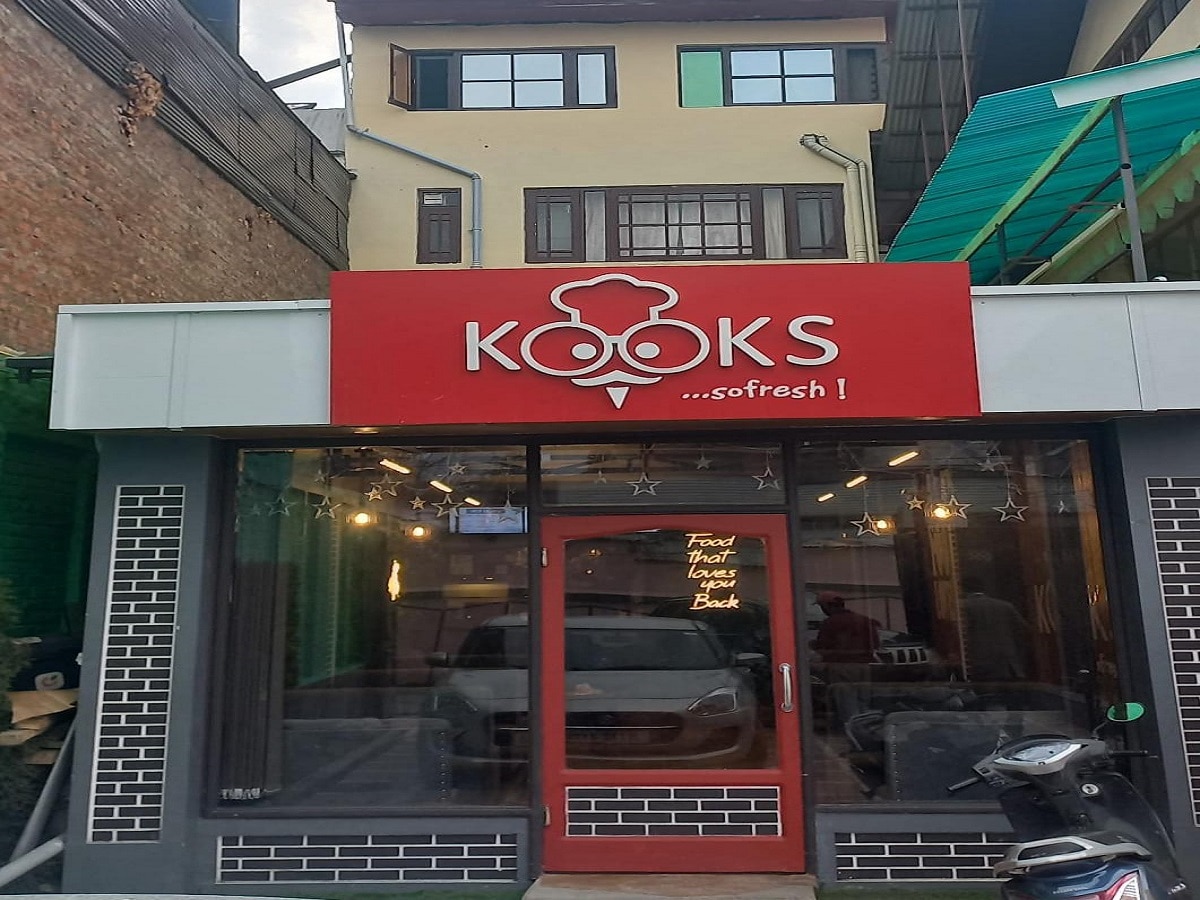 MR Guest House 𝗕𝗢𝗢𝗞 Srinagar Hotel