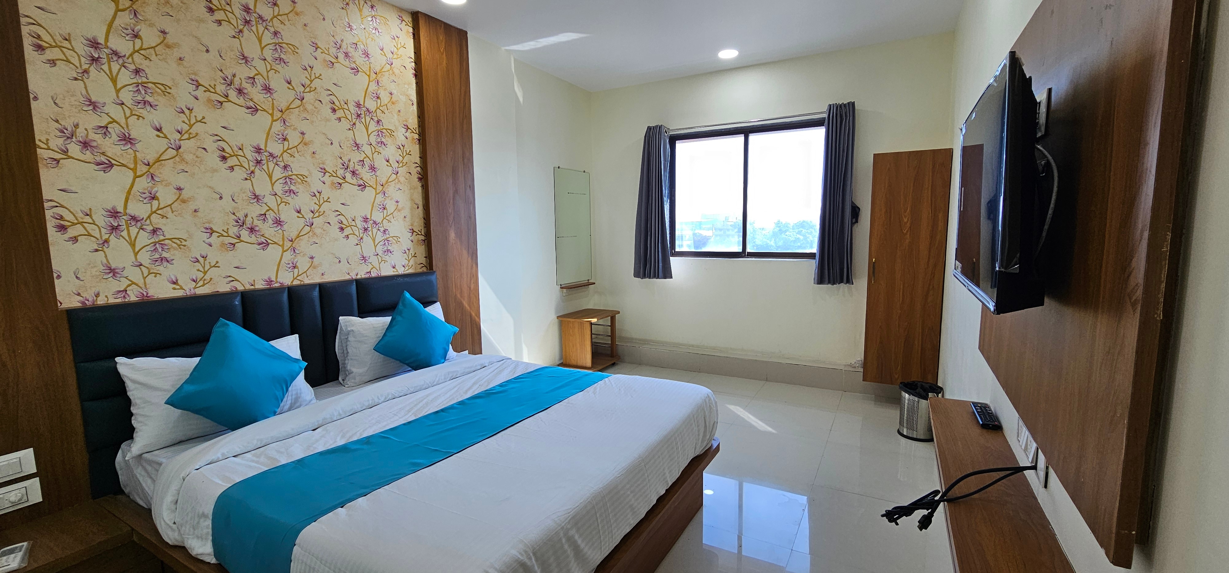 Hotel Empire 𝗕𝗢𝗢𝗞 Vapi Hotel