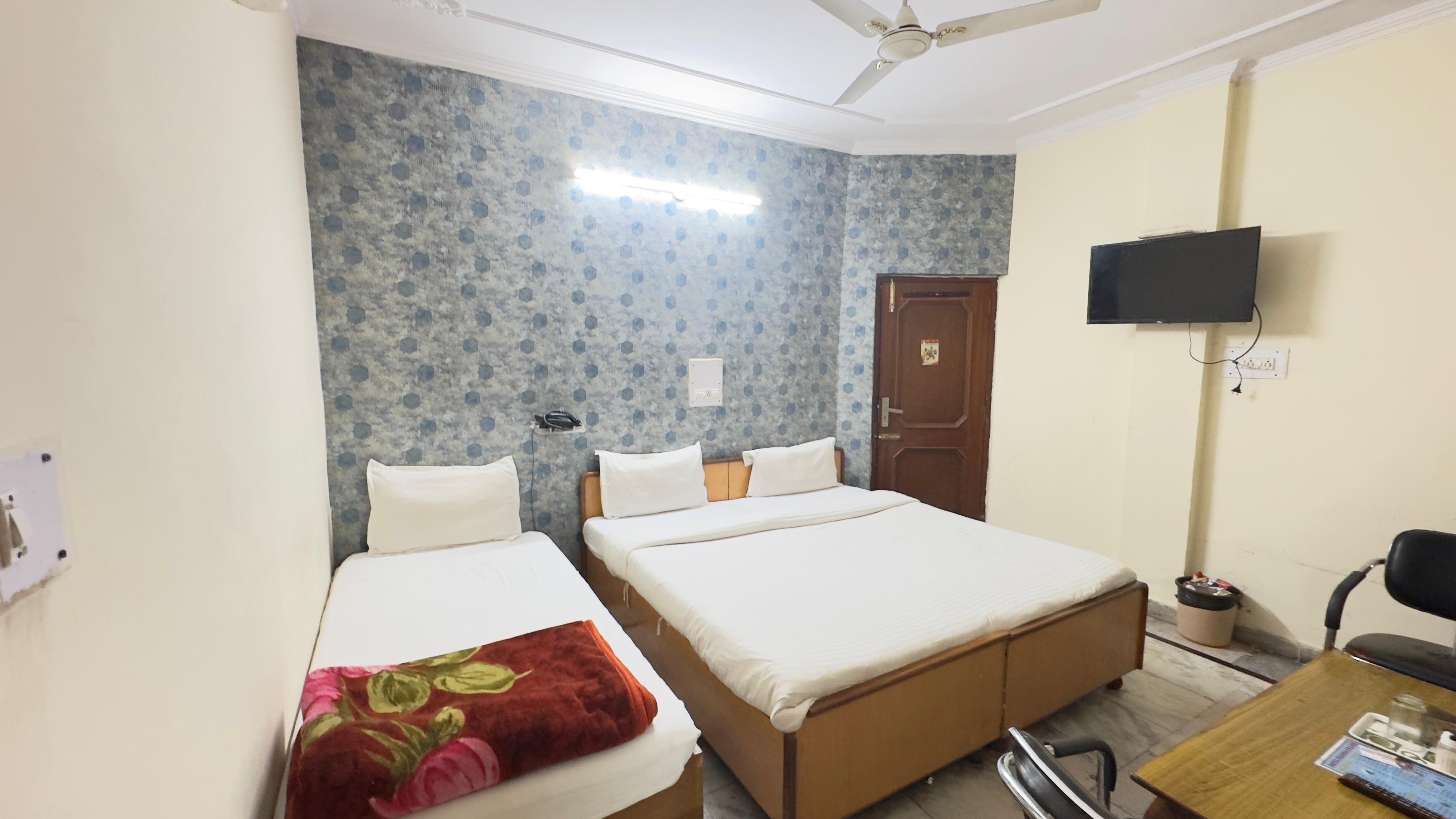HOTEL DHANOA PALACE 𝗕𝗢𝗢𝗞 Chandigarh Hotel