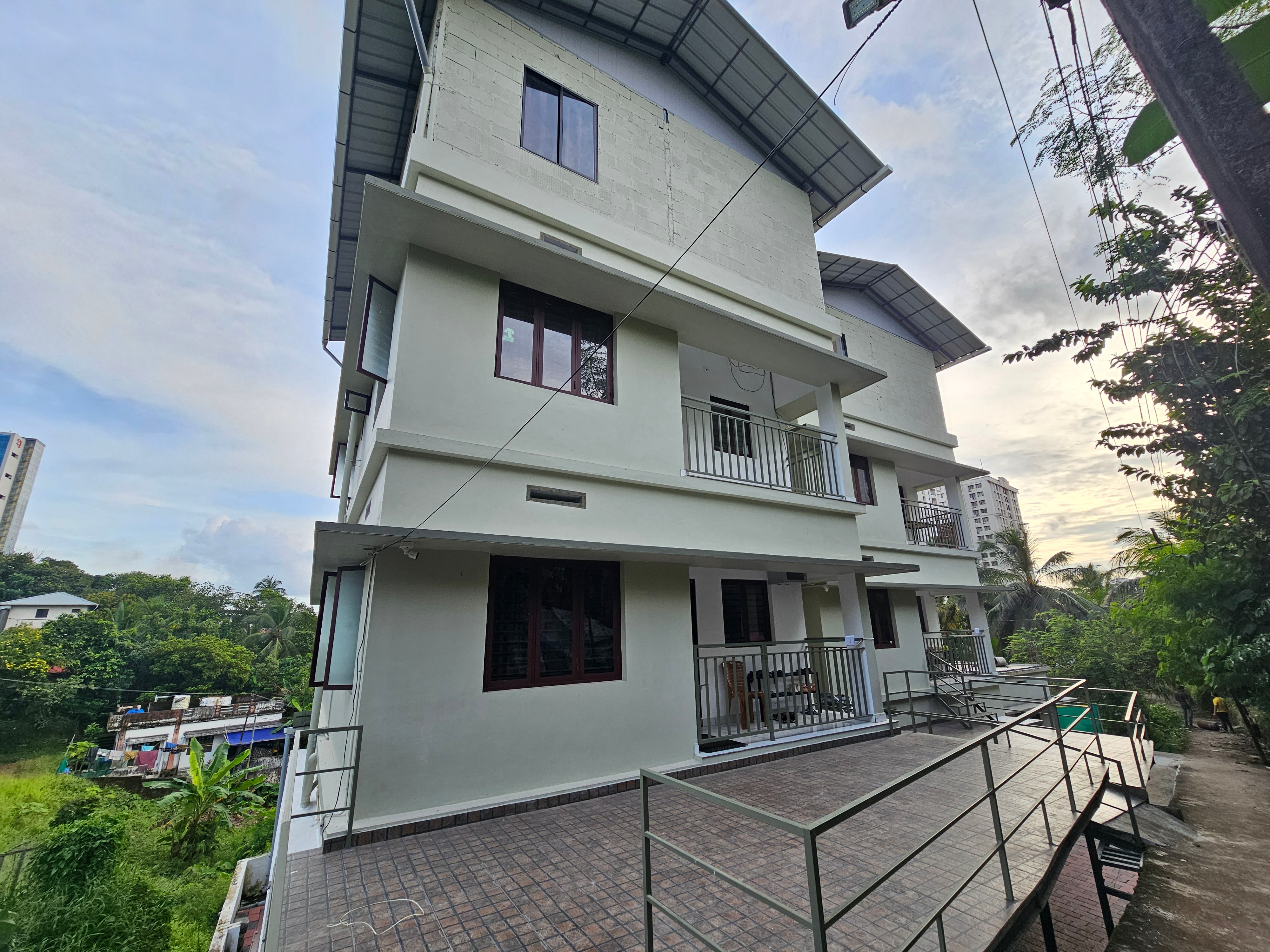 INFOSUITE PG - WOMENS HOSTEL 𝗕𝗢𝗢𝗞 Cochin Hostel