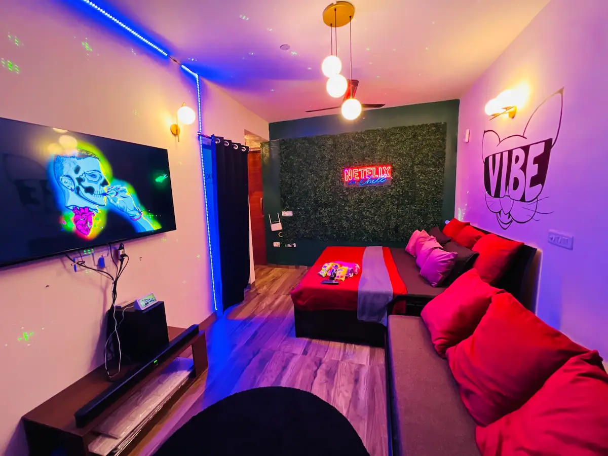 Flix&Chill- Top Floor- Luxurious Studio Apartment 𝗕𝗢𝗢𝗞 Noida Apartment