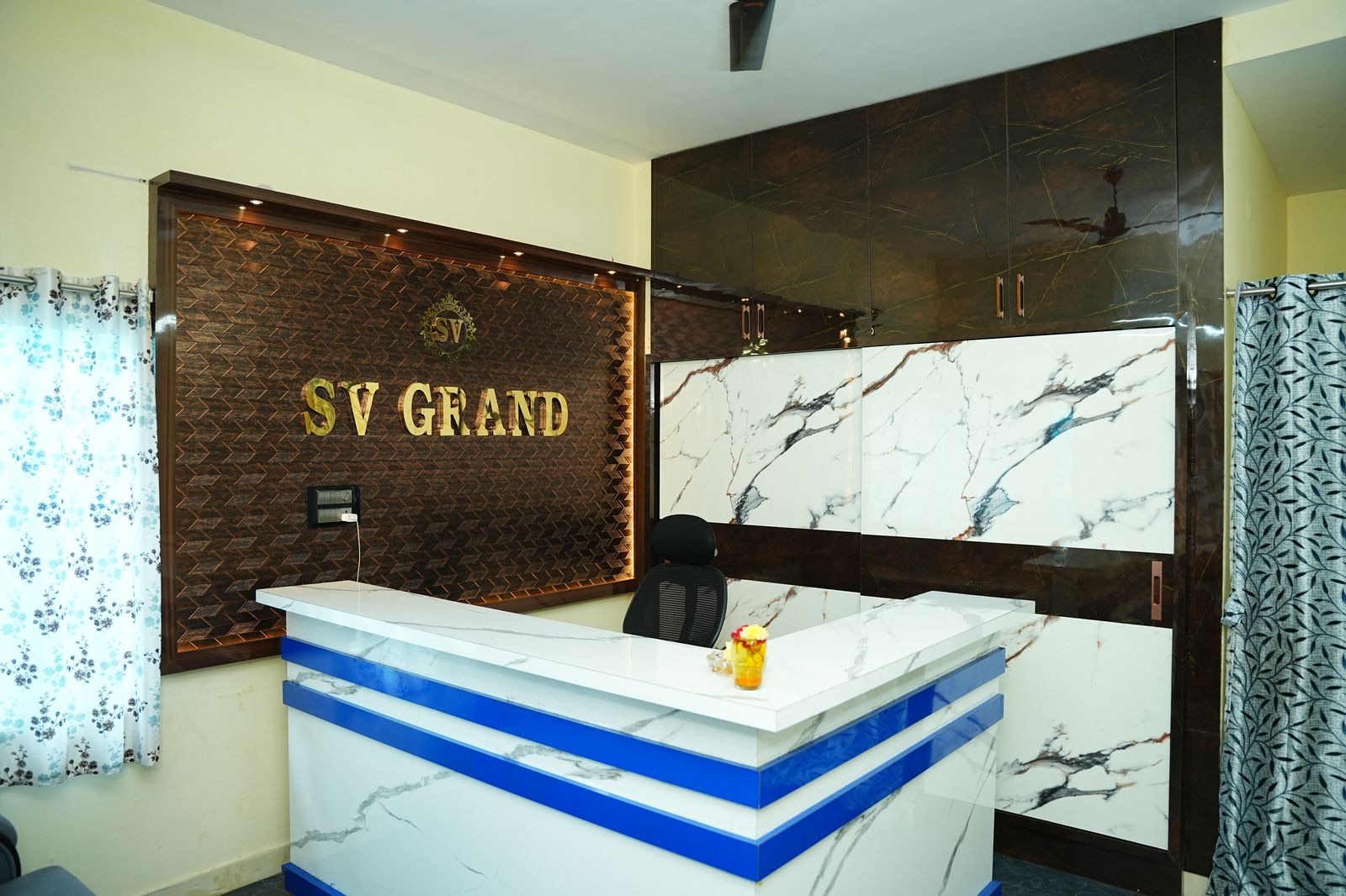 Hotel SV Grand 𝗕𝗢𝗢𝗞 Kakinada Hotel