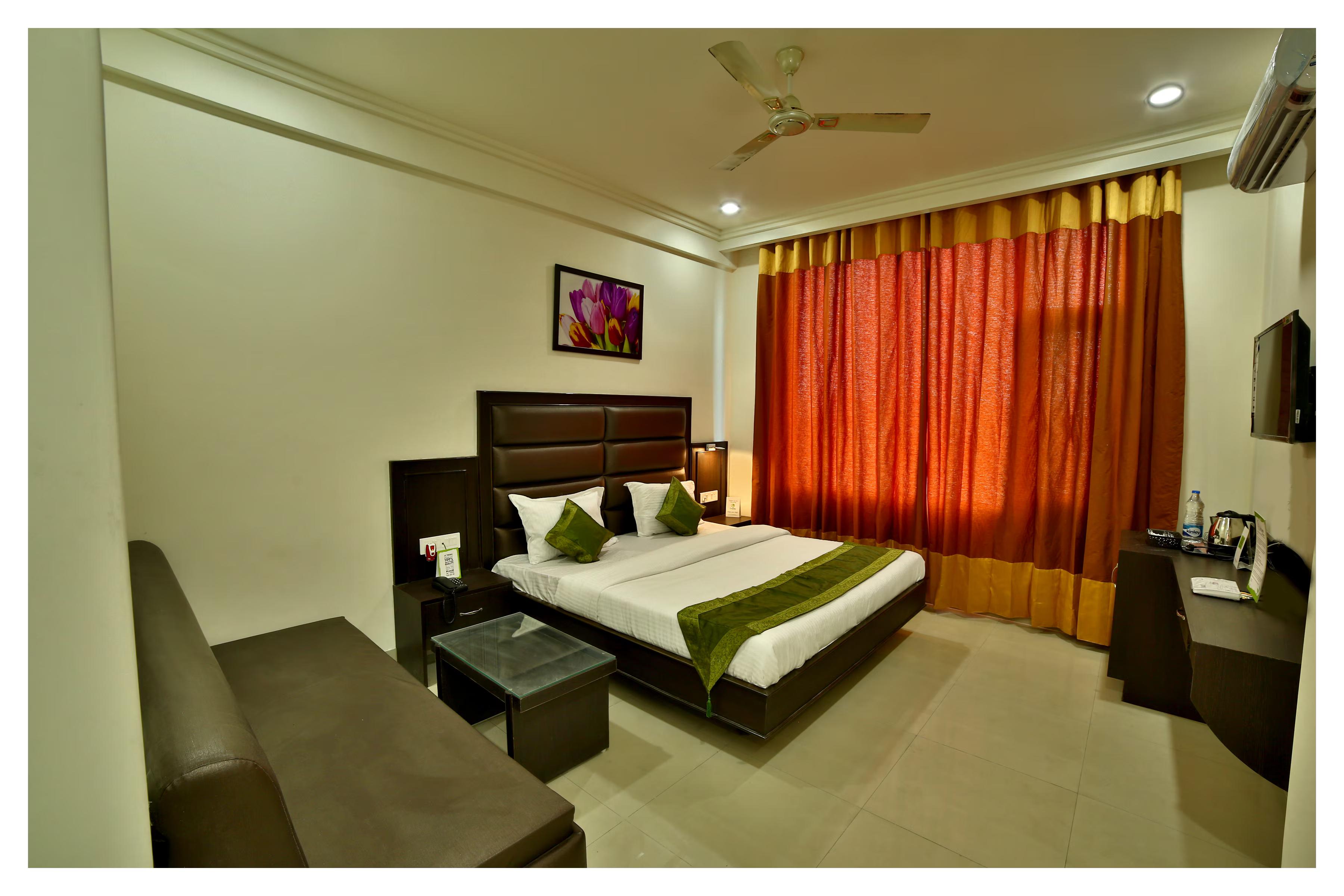 Dee Intercontinental 5 mint walk from Golden Temple with Vallet Parking 𝗕𝗢𝗢𝗞 Amritsar Hotel