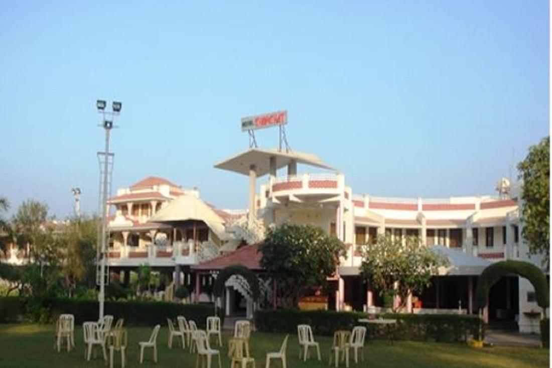 Hotel Ghunghat 𝗕𝗢𝗢𝗞 Gandhinagar Hotel