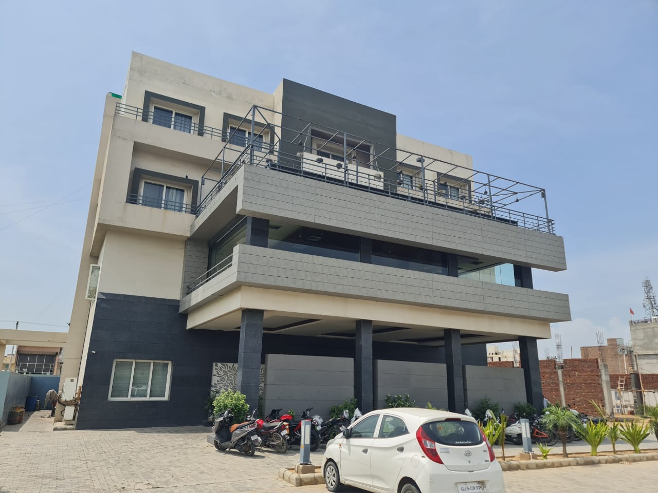 Hotel grand Solitaire 𝗕𝗢𝗢𝗞 Sirsa Hotel