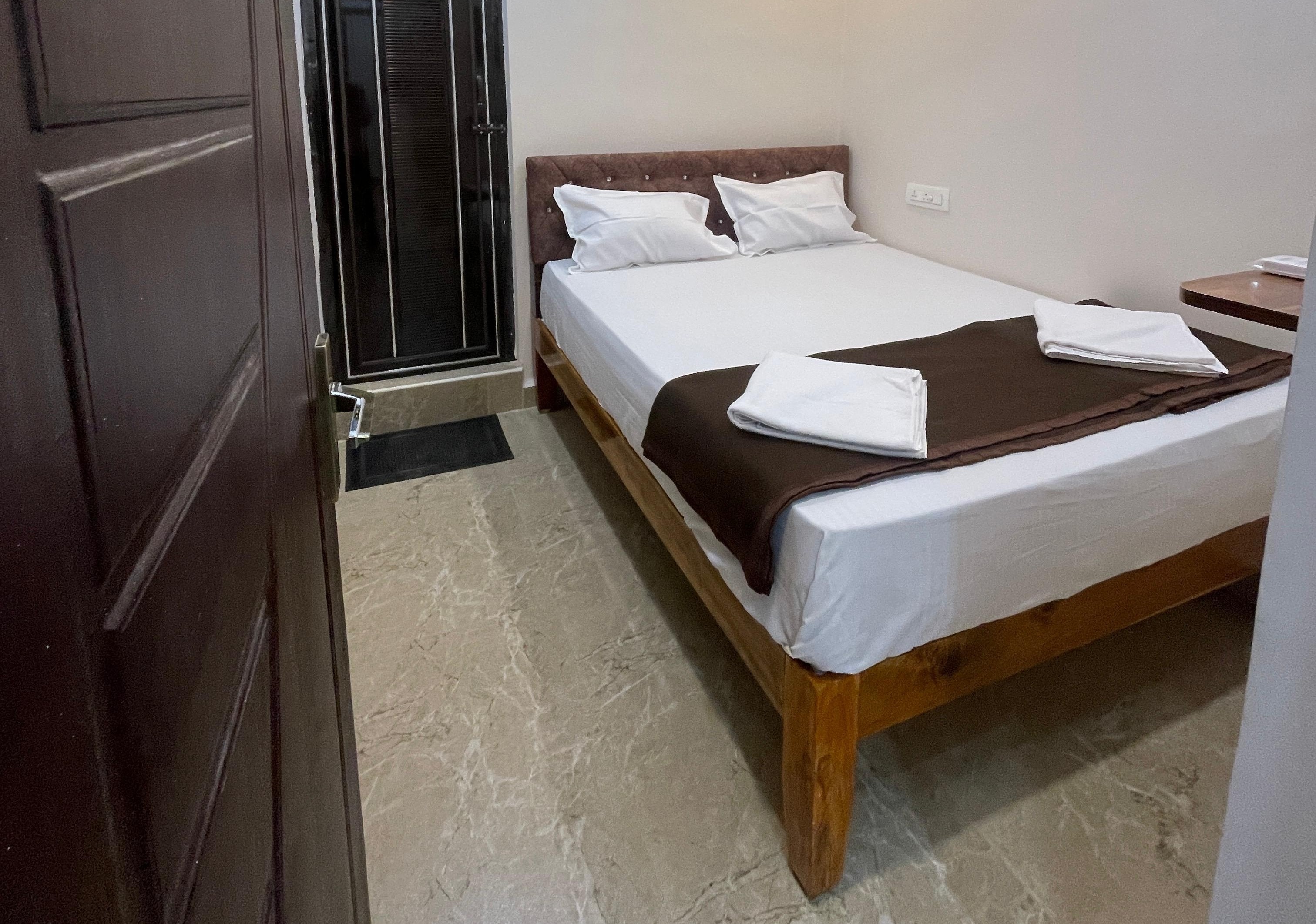 Ramana Guru Stays 𝗕𝗢𝗢𝗞 Tiruvannamalai Hotel