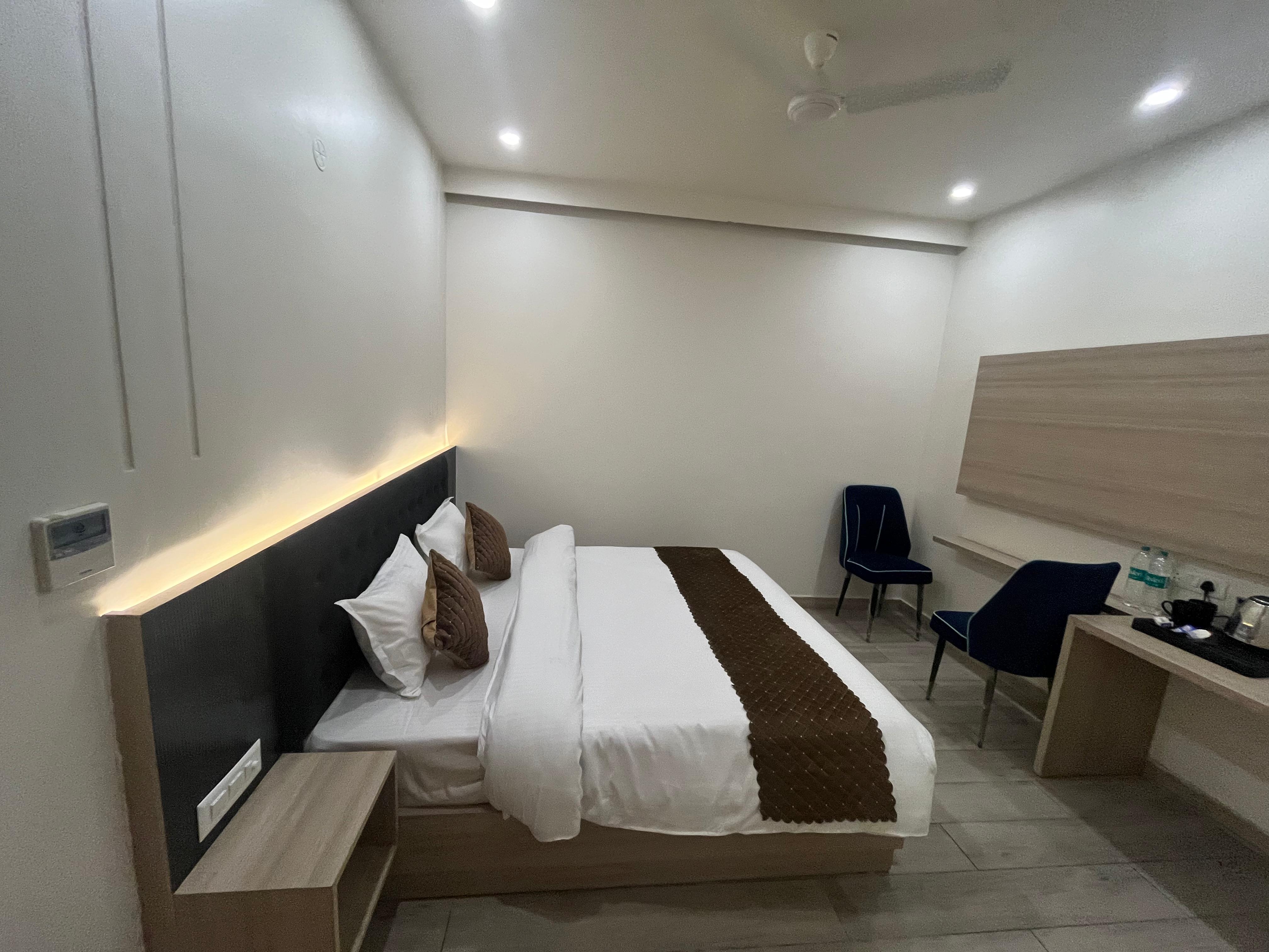 The Rolex Grand 𝗕𝗢𝗢𝗞 Faridabad Hotel