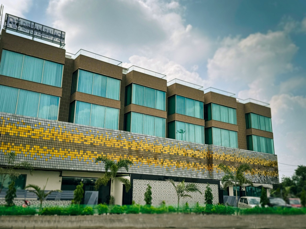 RC Dream Palace 𝗕𝗢𝗢𝗞 Noida Hotel