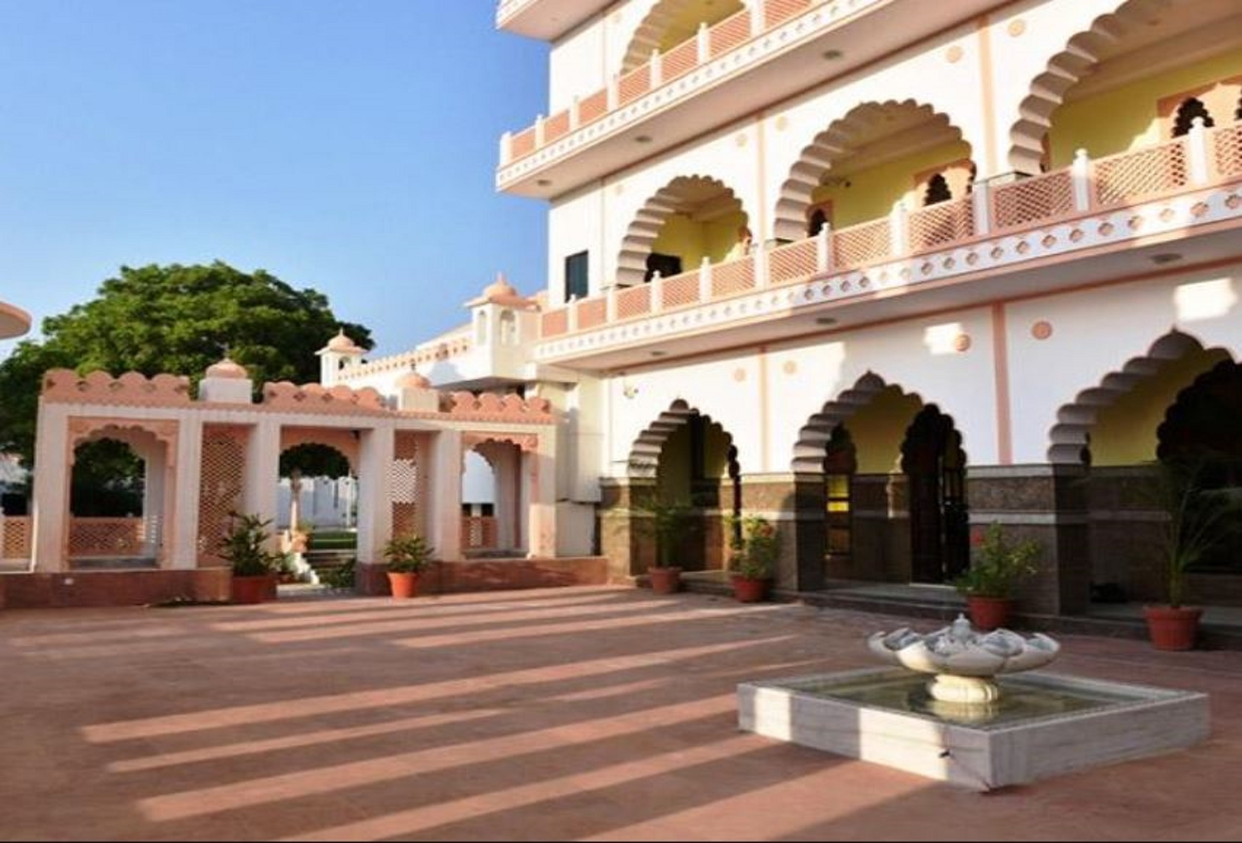 Badhal Heritage 𝗕𝗢𝗢𝗞 Phulera Resort