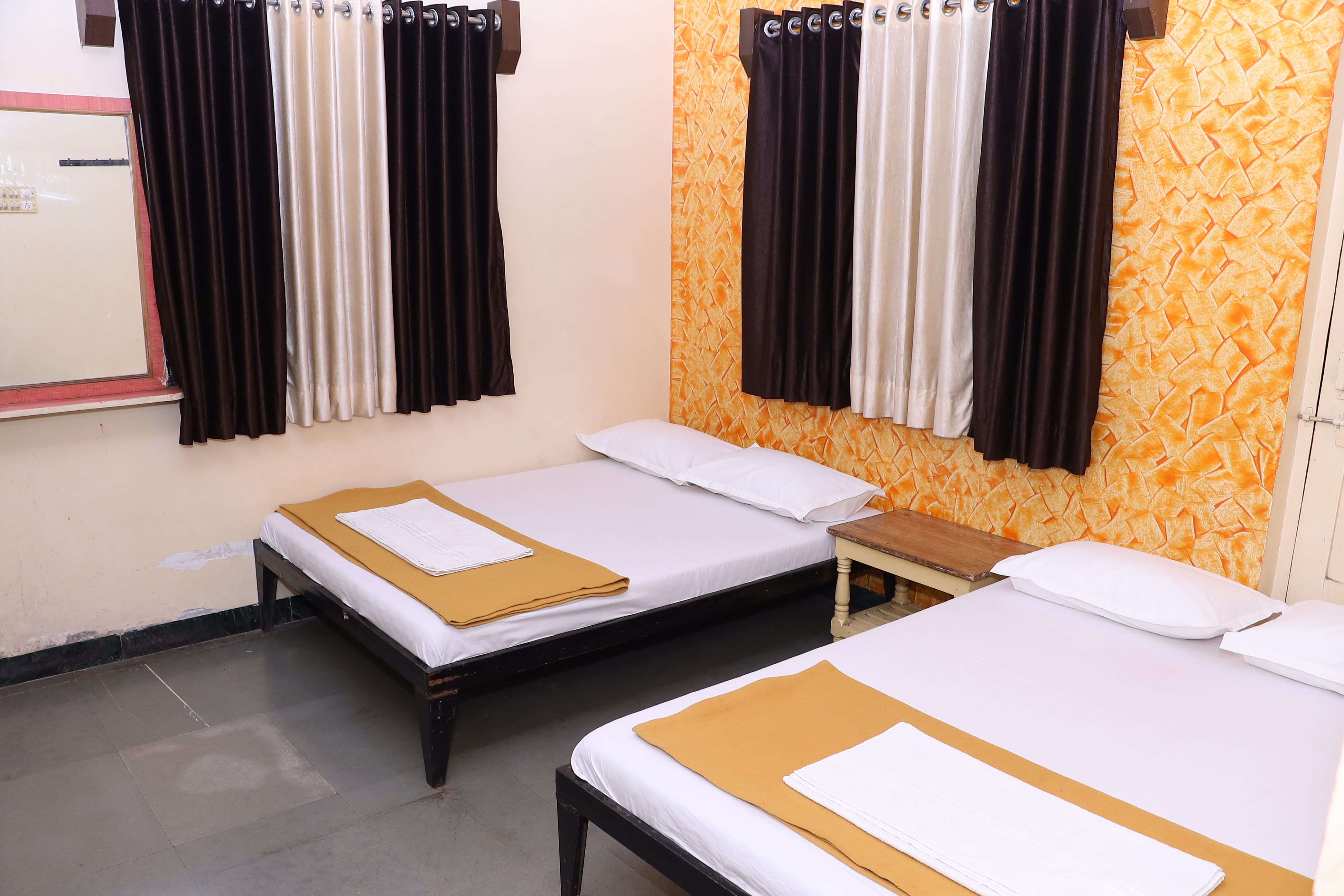 Hotel Laxmi Narayan 𝗕𝗢𝗢𝗞 Shirdi Guest House
