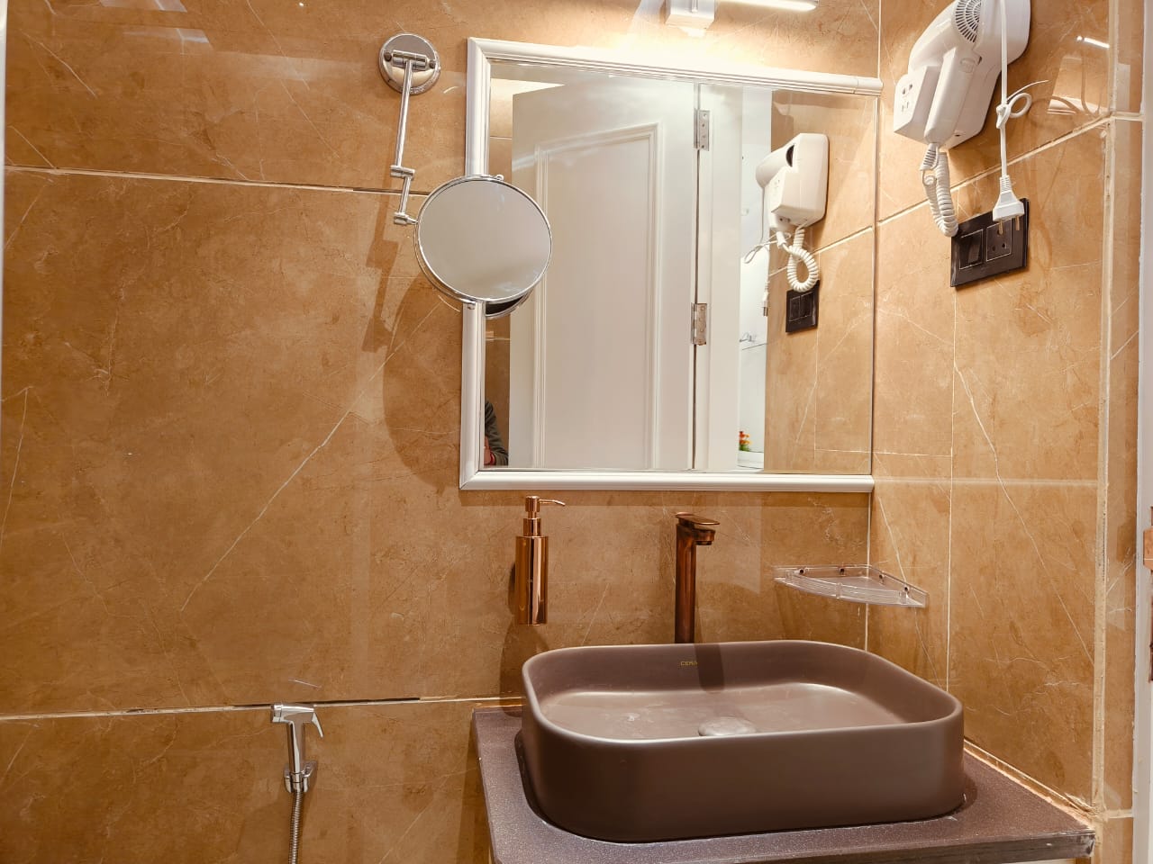 the victoria 𝗕𝗢𝗢𝗞 Raibareilly Hotel